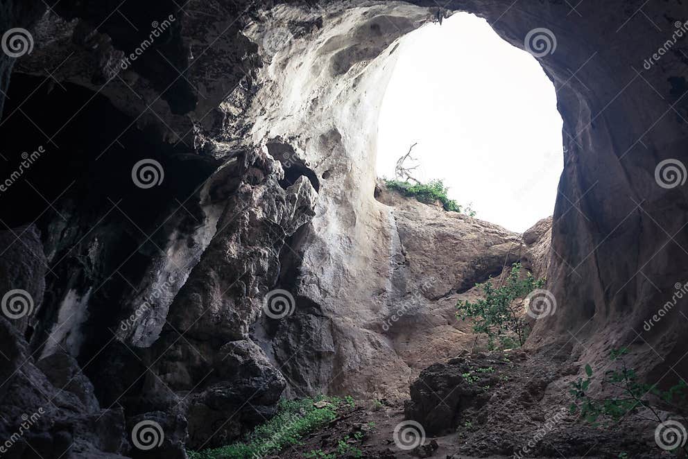 Groot Gat in Donker Rotsachtig Hol Stock Foto - Image of diep, grond ...
