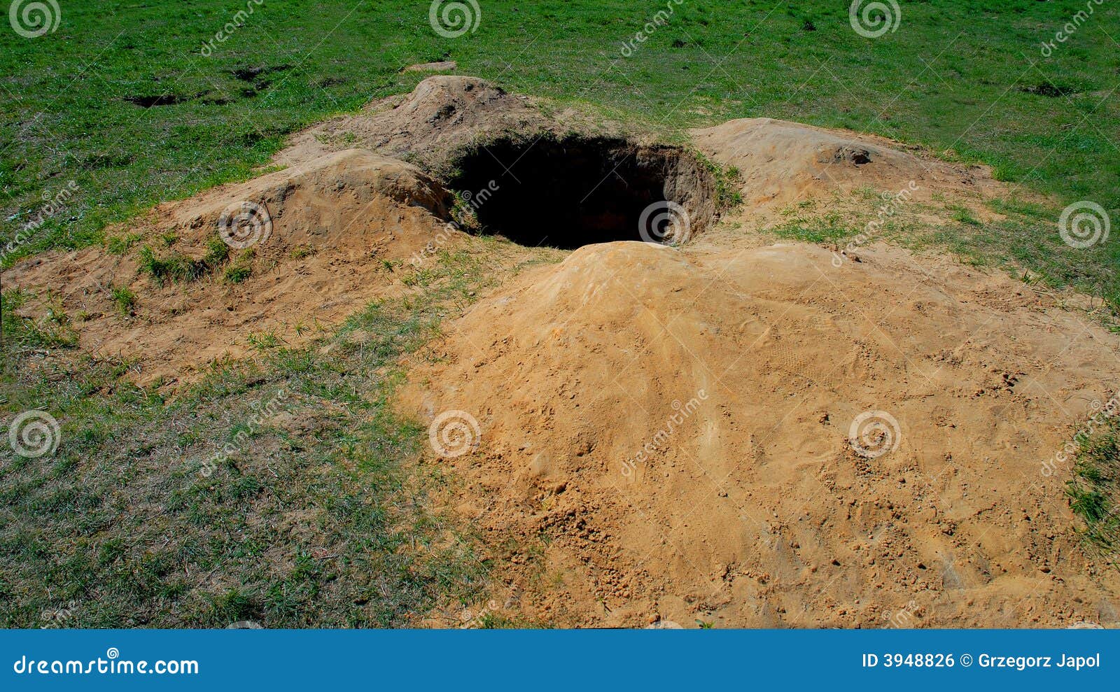 Groot gat in gras stock foto. Image of graaf, terrein - 3948826