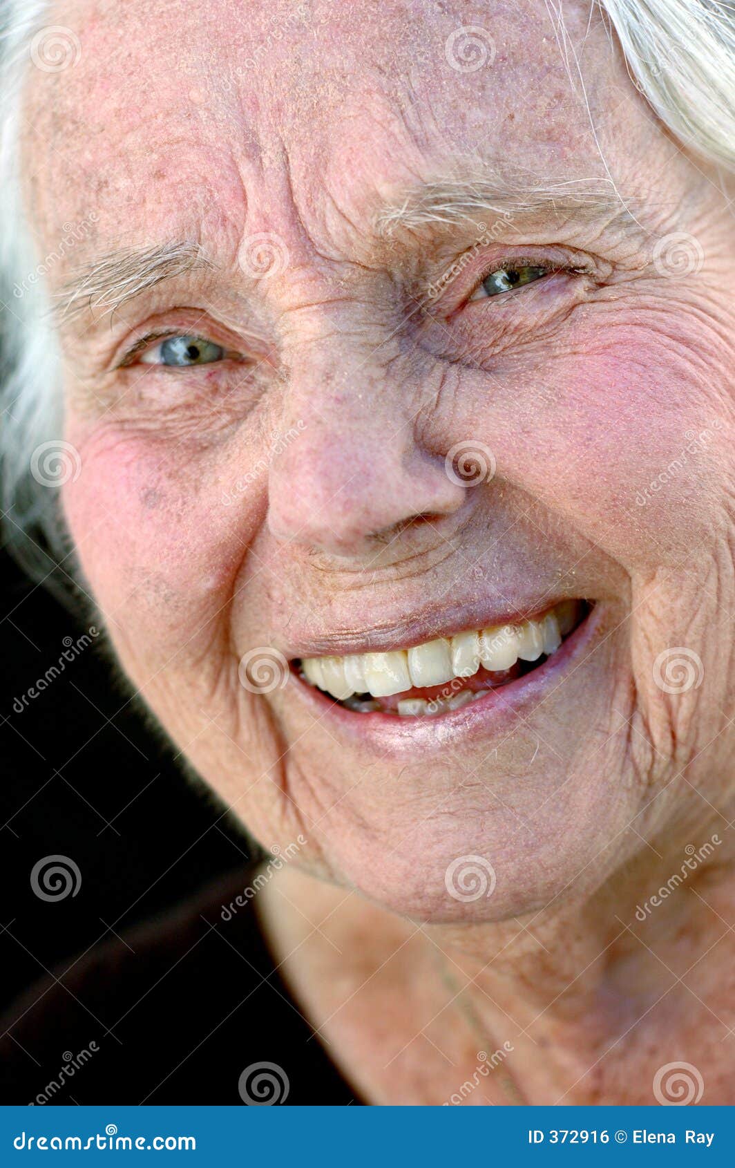 Groot Glimlachen - Grootmoeder Stock Foto - Image of rijpheid ...