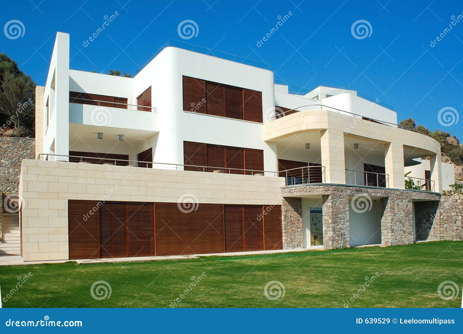 Groot Huis stock afbeelding. Image of hemelen, blauw, mooi - 639529