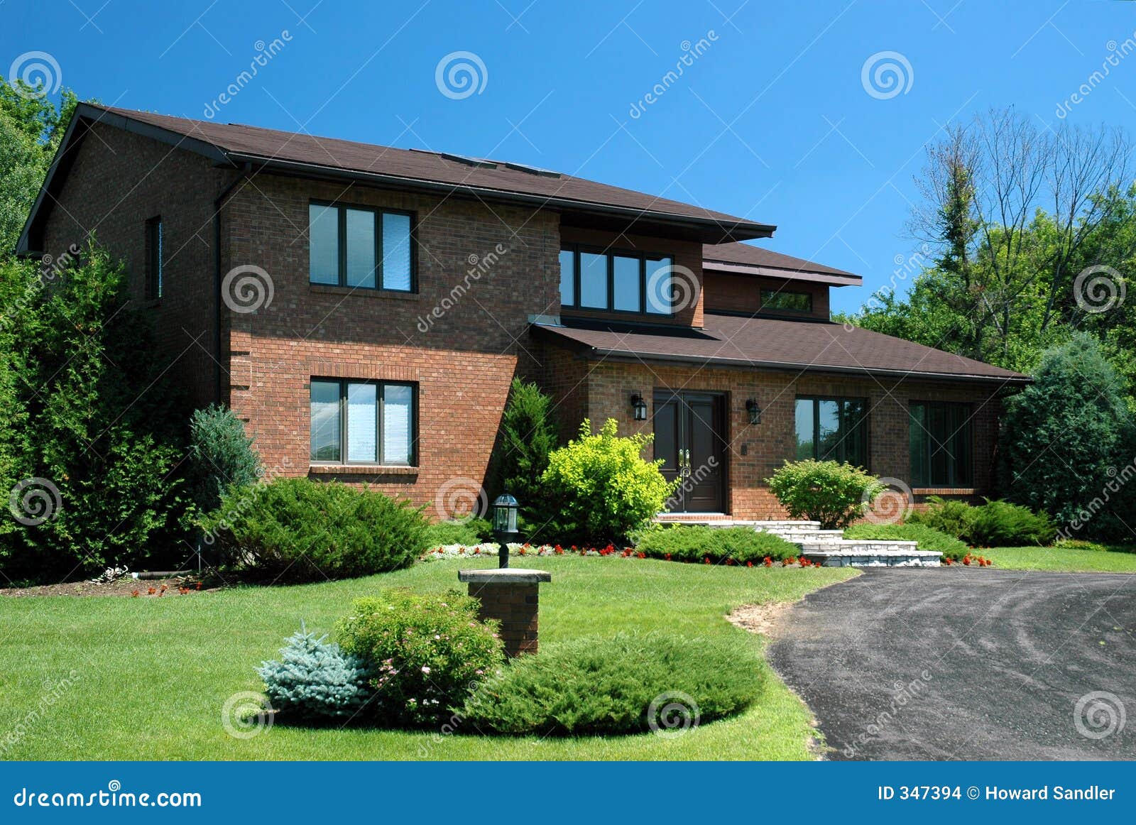 Groot Huis in De Voorsteden Stock Foto - Image of huis, succes: 347394