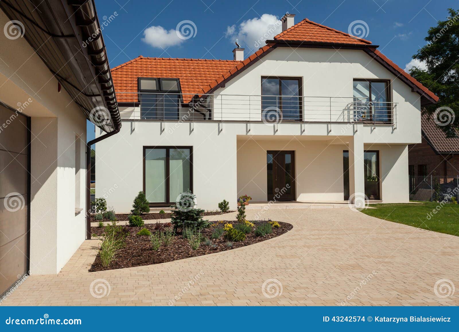 Groot huis met bijgebouw stock foto. Image of nave, naughty - 43242574