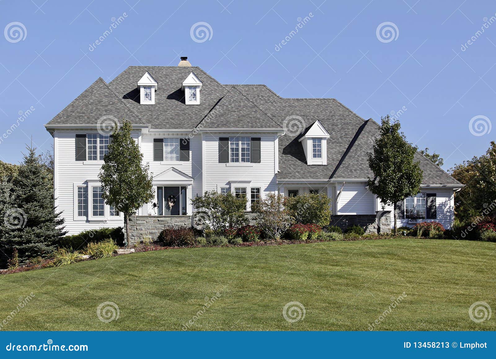 Groot Huis Met Het Witte Opruimen Stock Afbeelding - Image of luxe ...