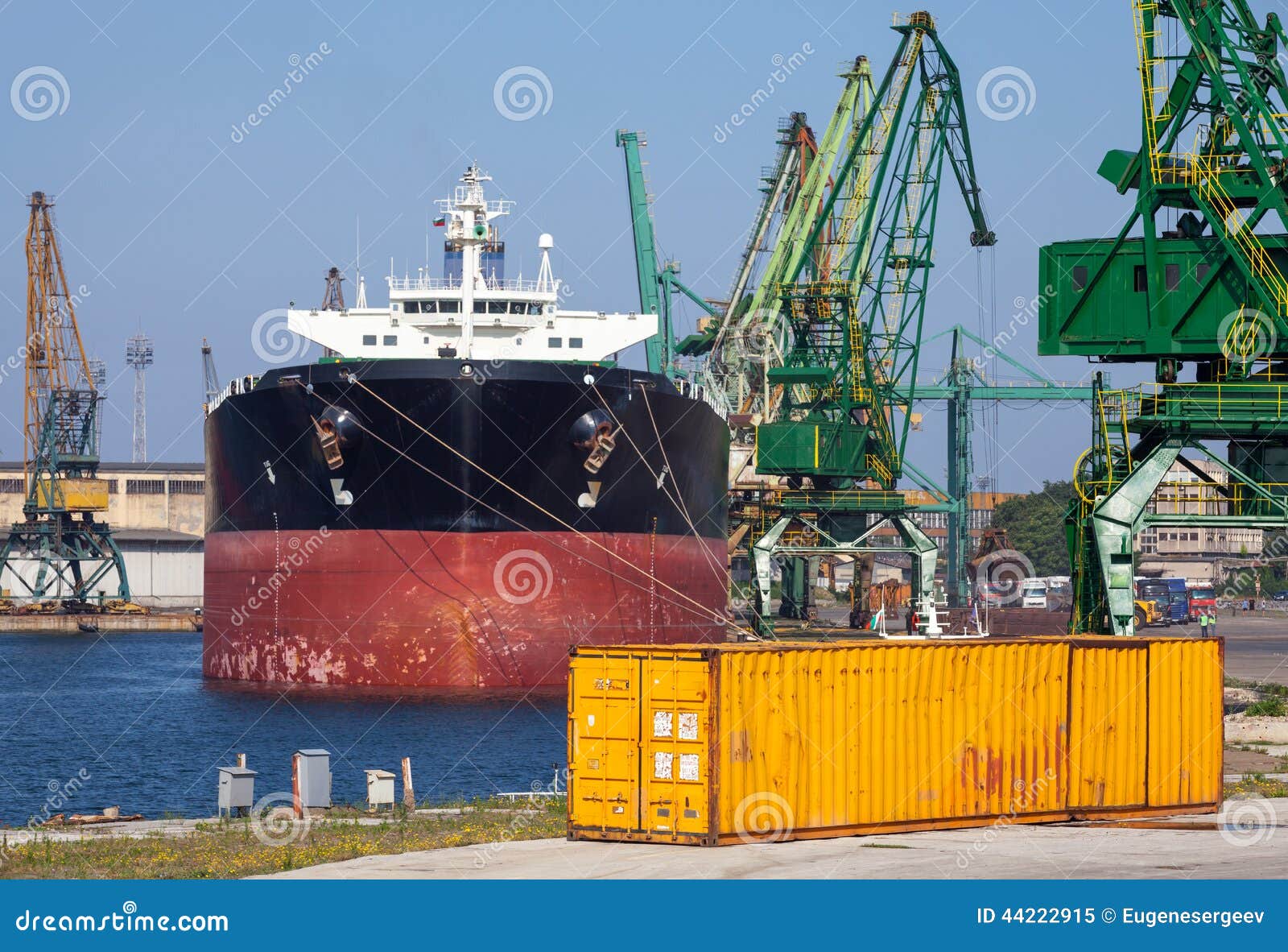 Groot Industrieel Vrachtschip En Gele Container Stock Afbeelding ...