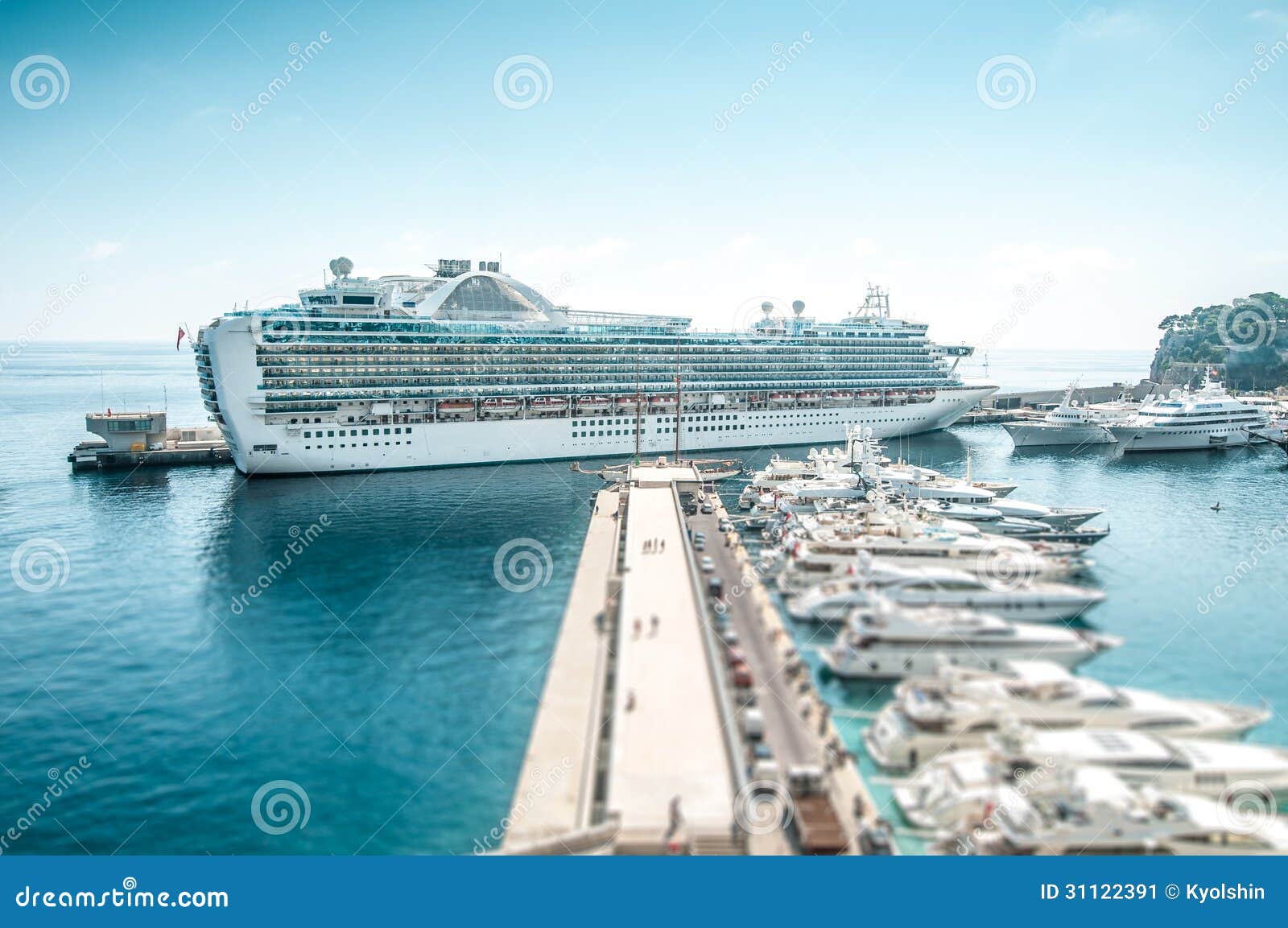 Groot Luxueus Cruiseschip in Zeehaven. Stock Afbeelding - Image of ...