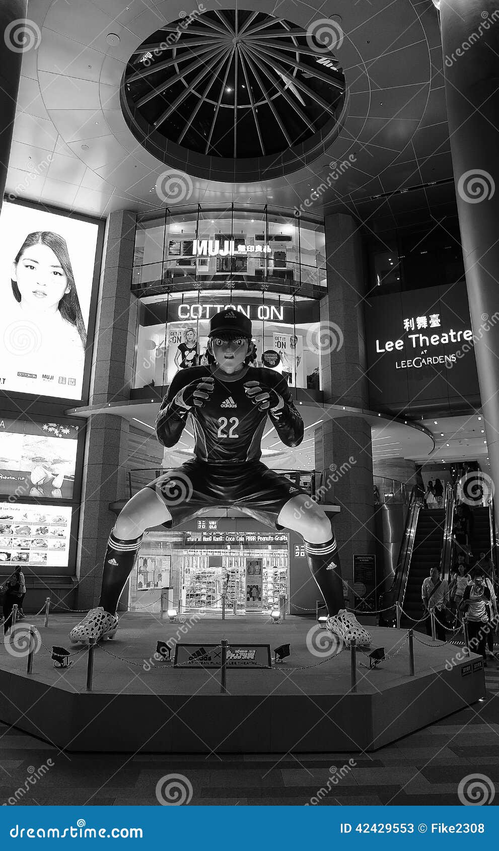 Groot Manga Soccer Player Statue Redactionele Stock Foto - Image of ...