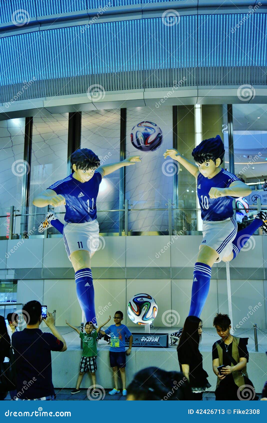 Groot Manga Soccer Player Statues Redactionele Stock Foto - Image of ...