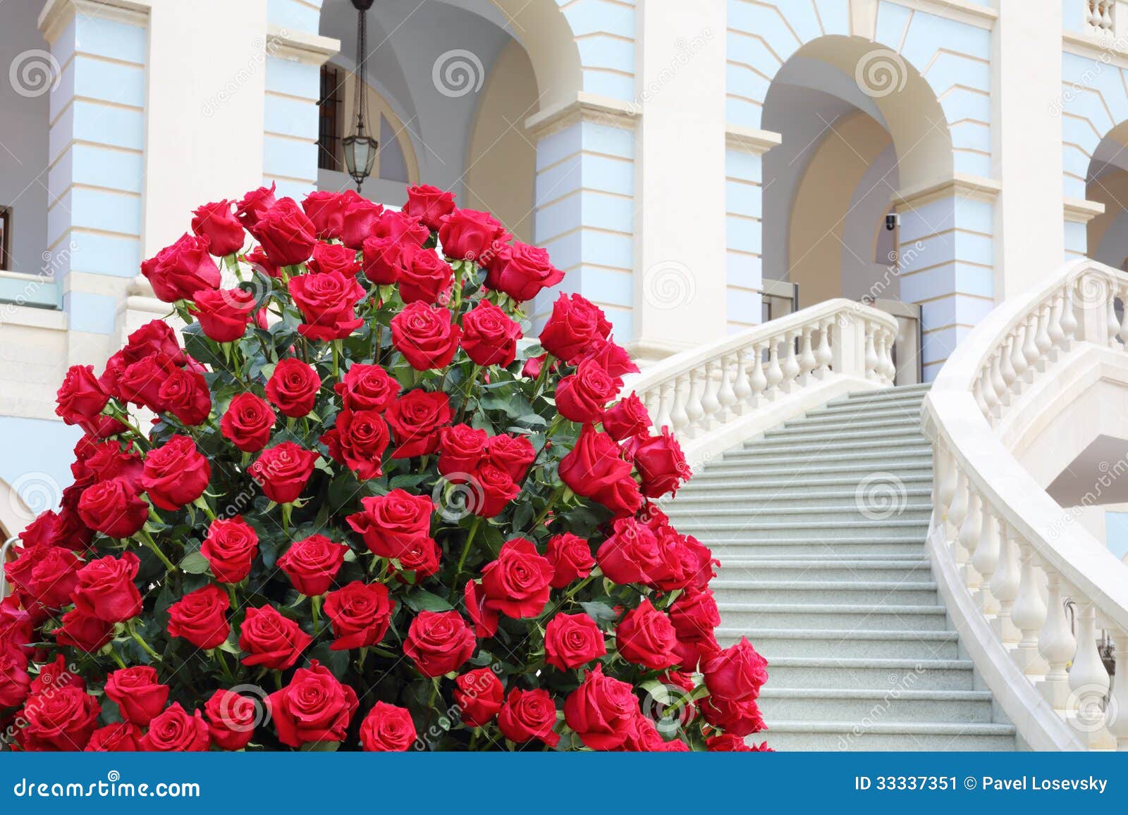 Groot Mooi Boeket Van Rode Rozen Dichtbij Trap. Stock Afbeelding ...