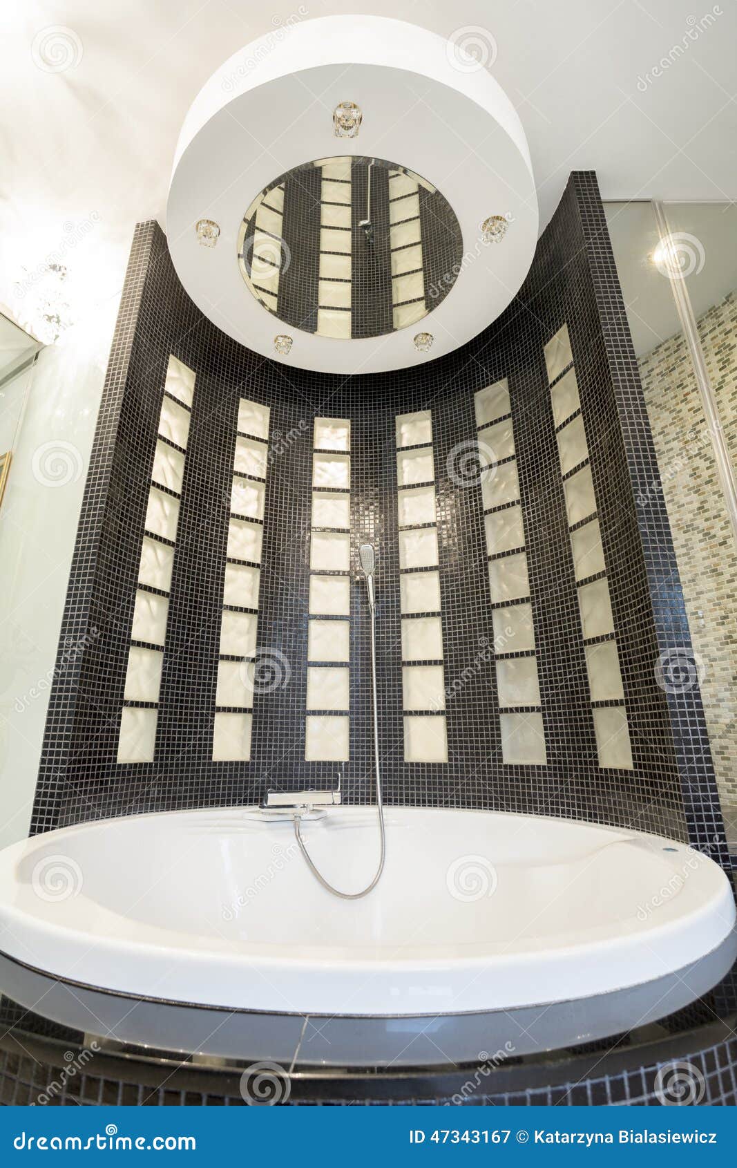 Groot Rond Bad in Cristal Badkamers Stock Afbeelding - Image of ...