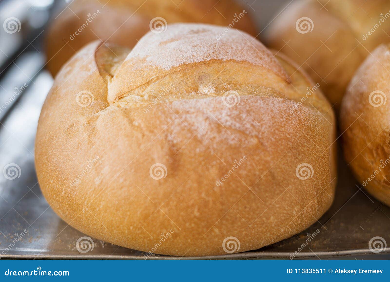 Groot rond brood van brood stock afbeelding. Image of maaltijd - 113835511