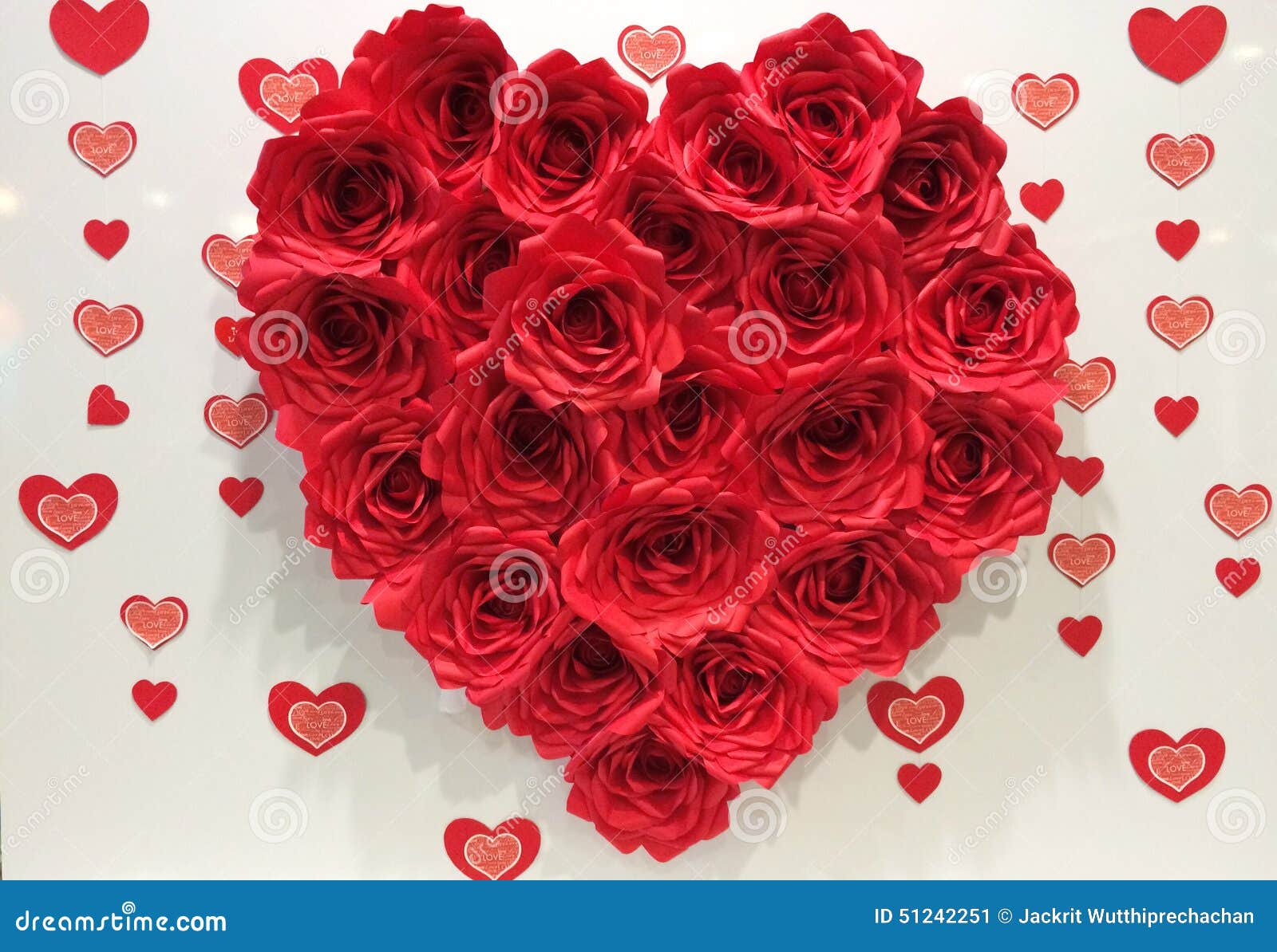 Groot Rood Die Hart Door Document Rode Rozen Wordt Gemaakt Stock ...