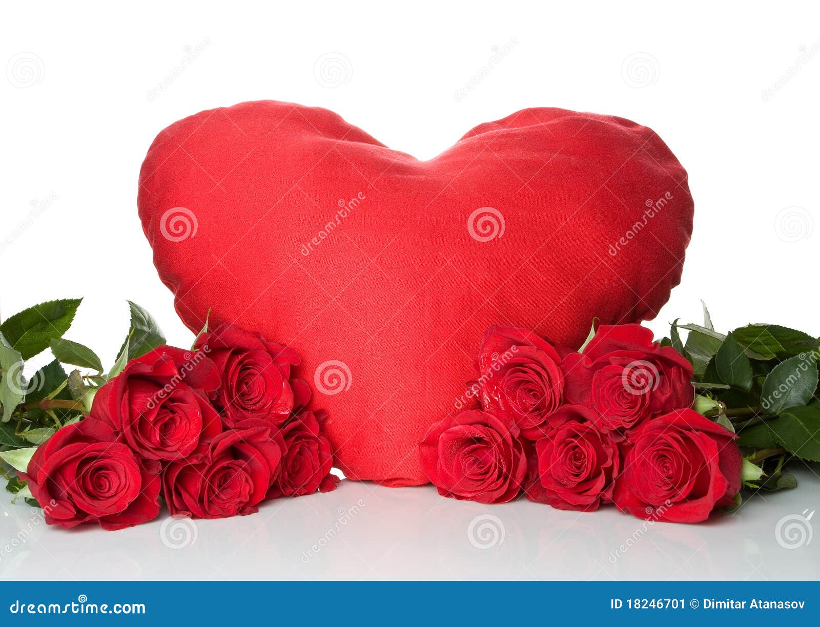 Groot Rood Hart Met Een Bos Van Rode Rozen Stock Afbeelding ...