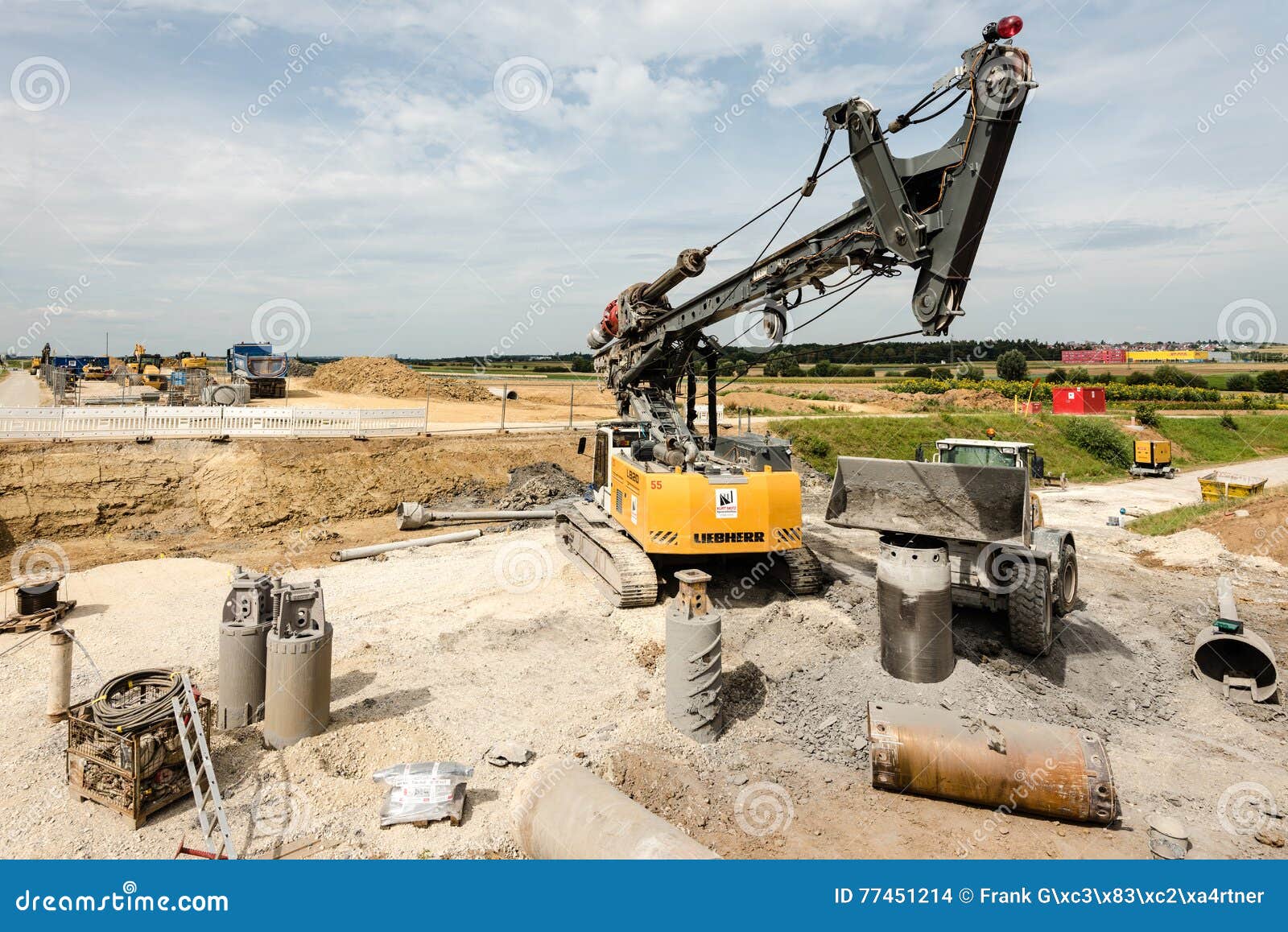 Groot Roterend Boor En Graafwerktuig Op Bouwwerf Redactionele Stock ...