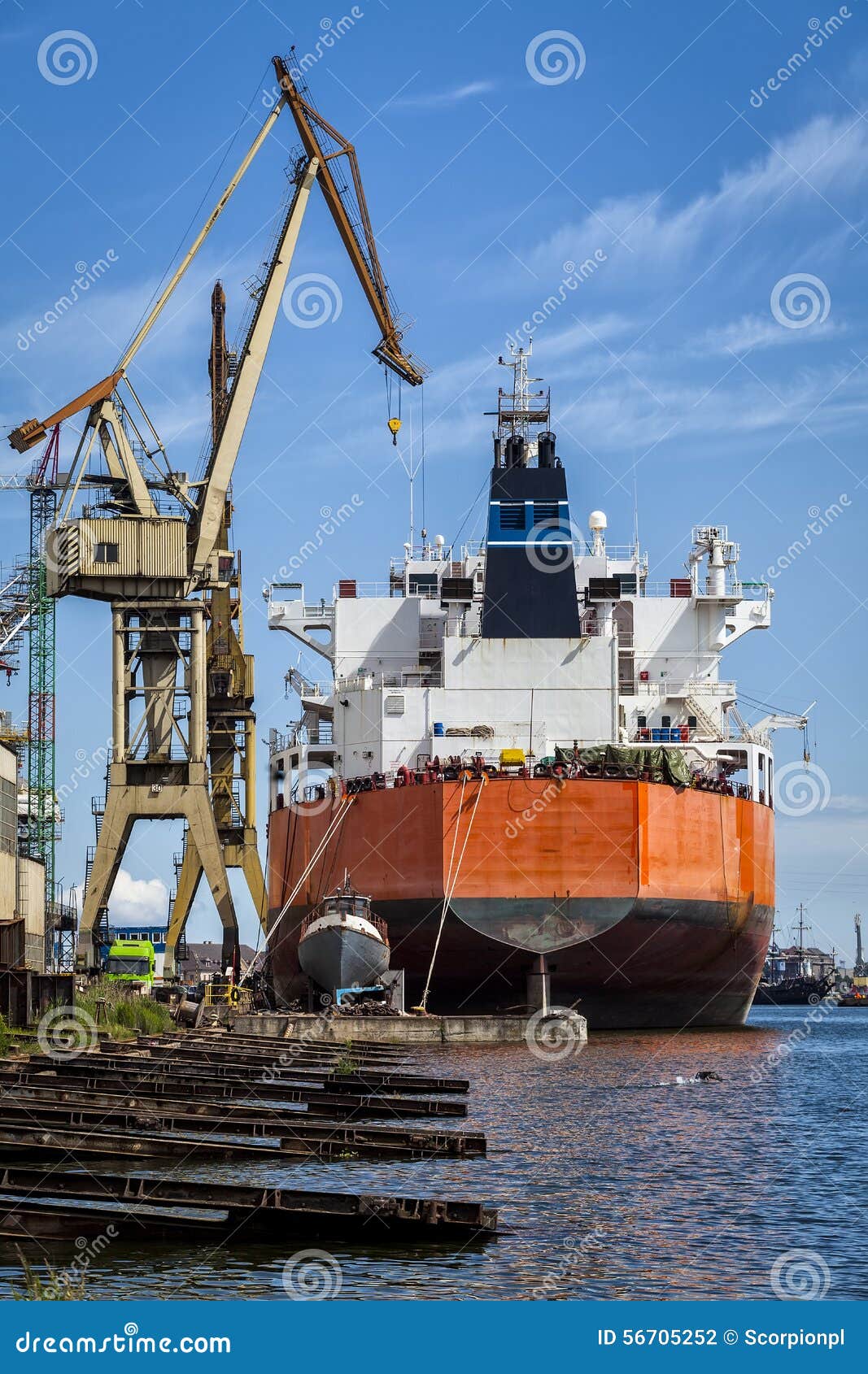 Groot Schip En Een Kleine Boot in De Werf Stock Foto - Image of boog ...