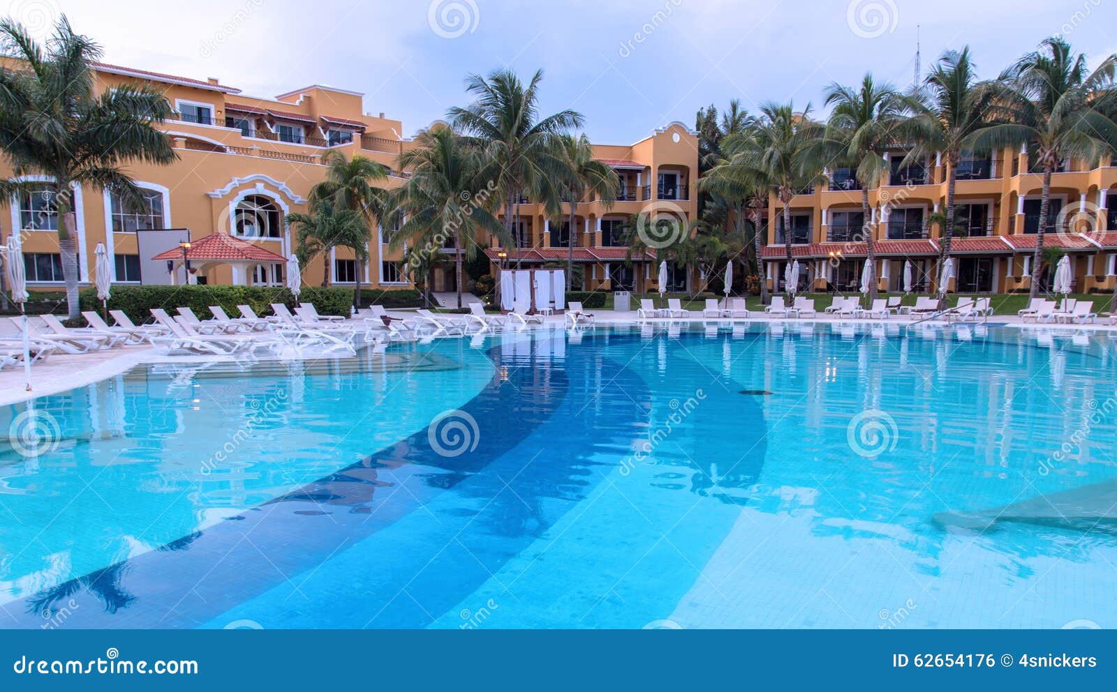 Groot Toevlucht Zwembad in De Keerkringen Stock Foto - Image of cancun ...