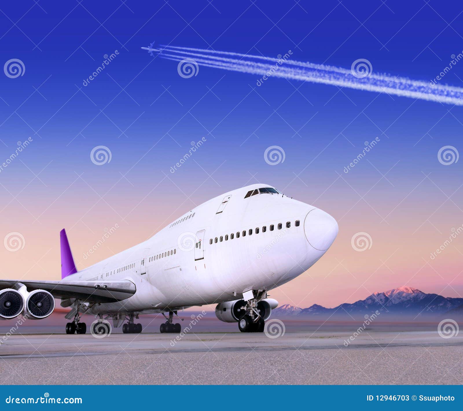 Groot vliegtuig stock afbeelding. Image of aankomst, laat - 12946703