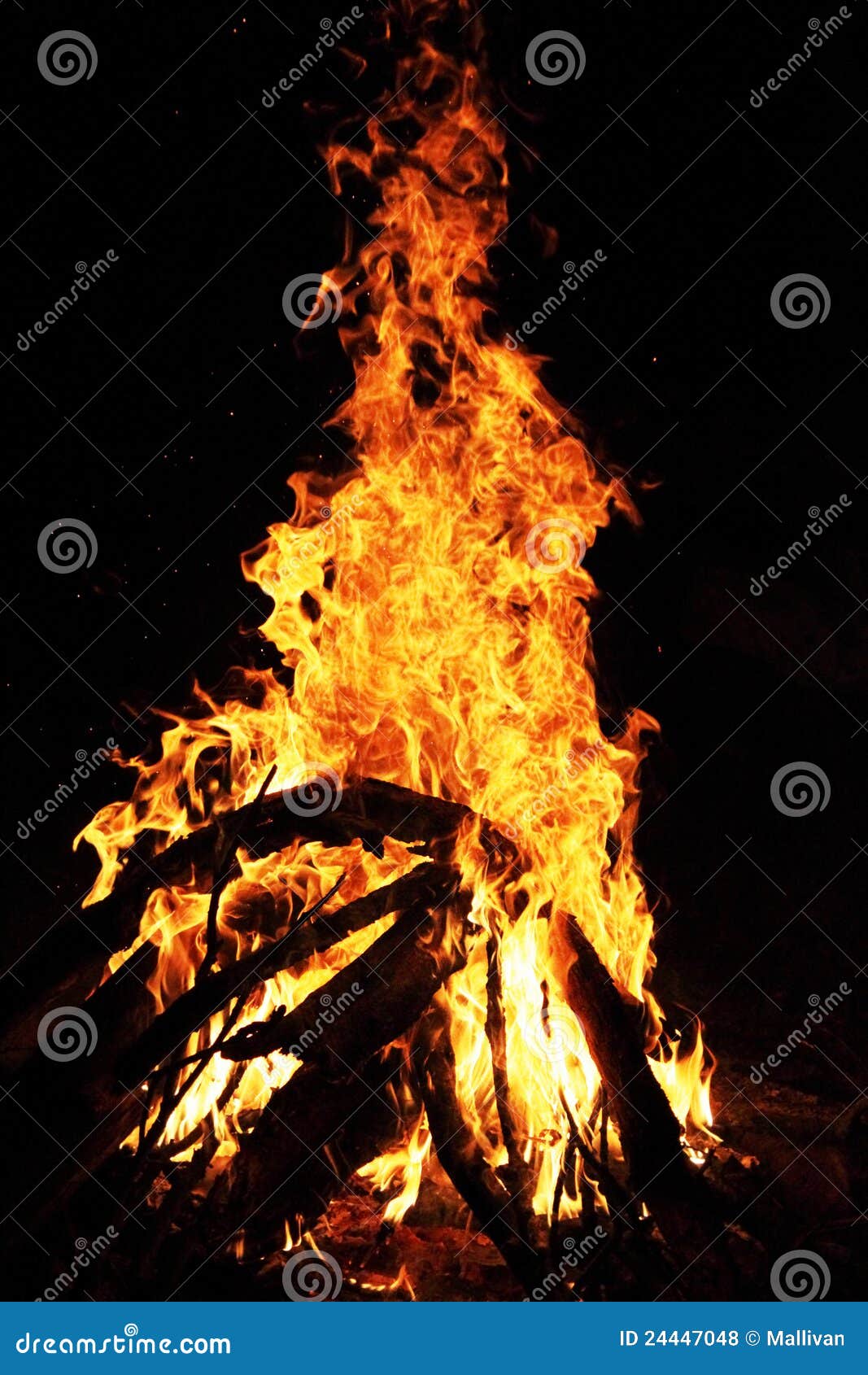 Groot vuur stock foto. Image of aansteken, zwart, vurig - 24447048
