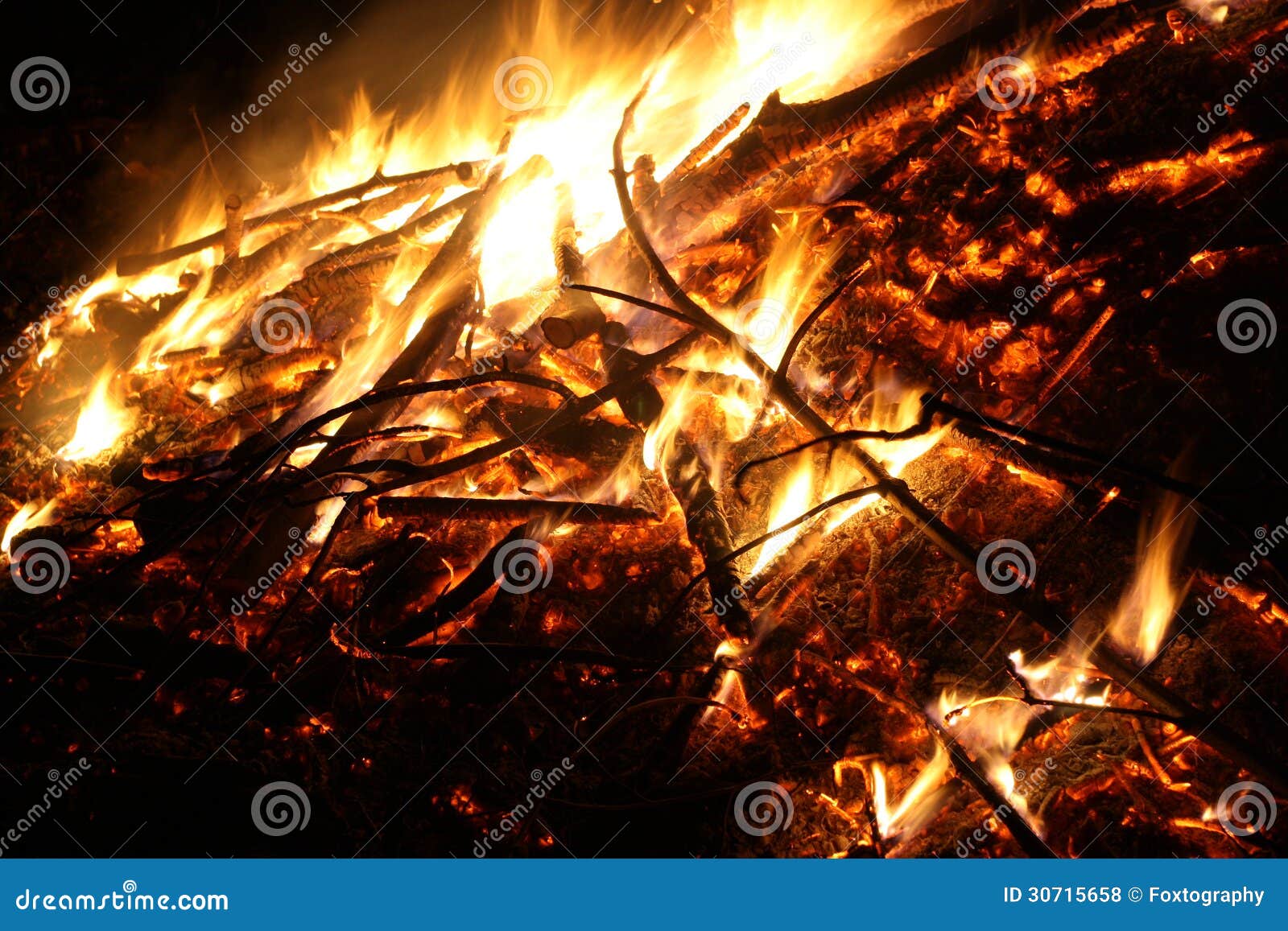 Groot Vuur in Volledige Uitbarsting Stock Foto - Image of hitte, takken ...