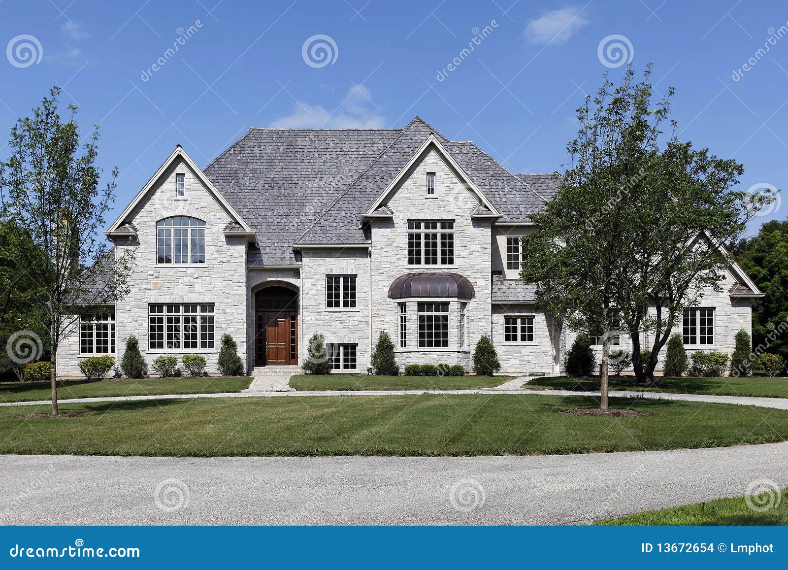 Groot wit en grijs huis stock foto. Image of oprijlaan - 13672654