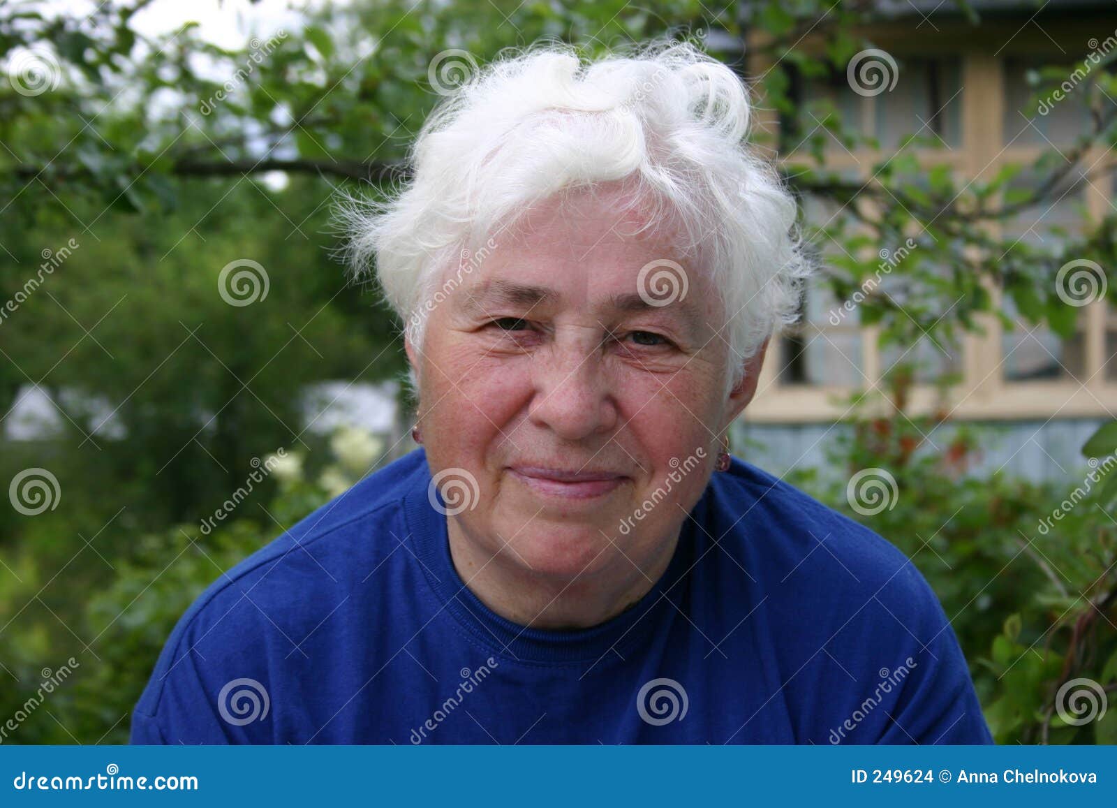 Grootmoeder stock foto. Image of ogen, liefhebben, leeftijd - 249624