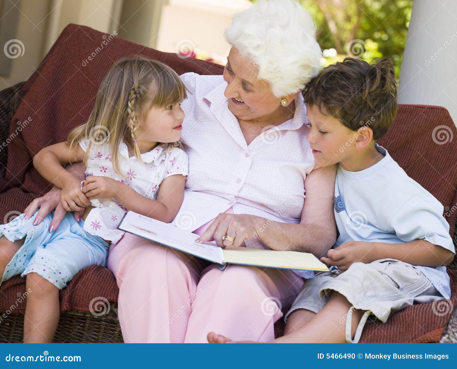 Grootmoeder Die Aan Kleinkinderen Leest Stock Foto - Image of kleinkind ...