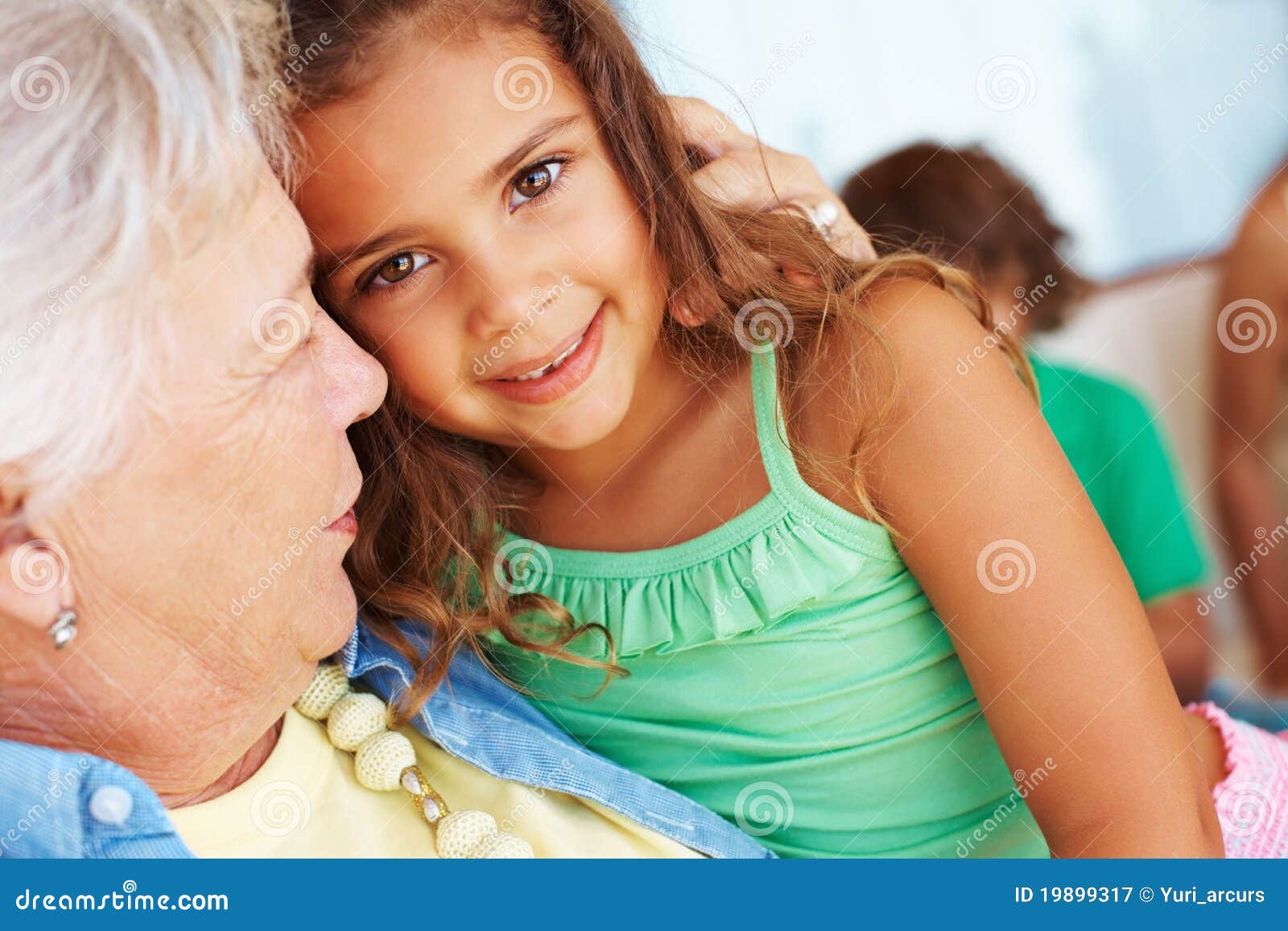 Grootmoeder Die Haar Kleindochter Omhelst Stock Afbeelding - Image of ...