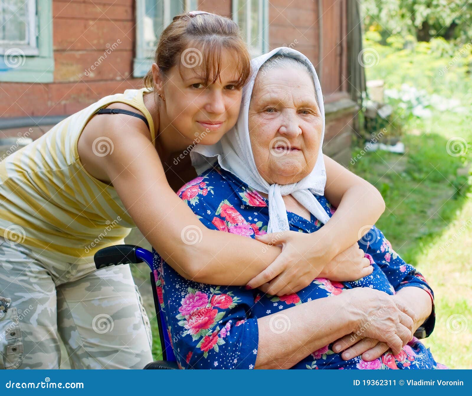 Grootmoeder En Kleindochter Stock Afbeelding - Image of mond, gezicht ...