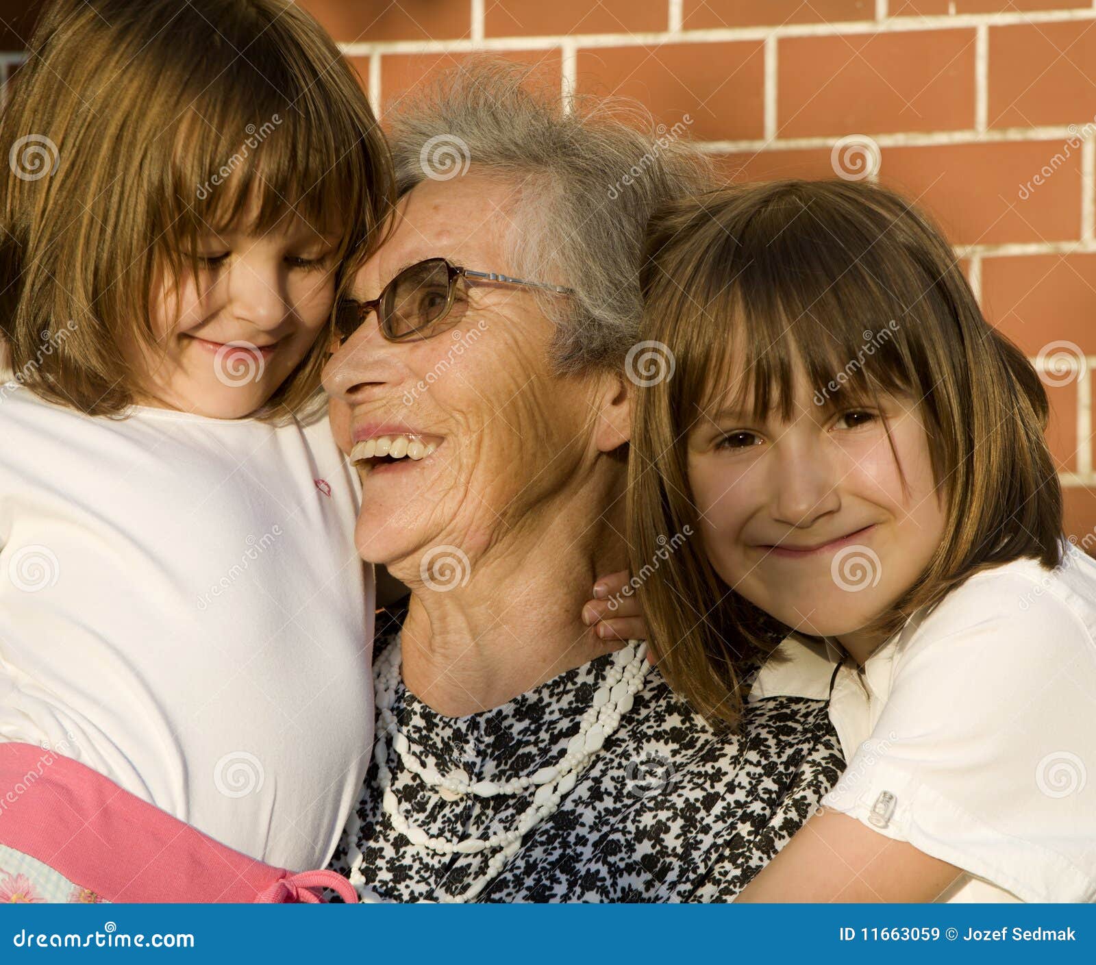 Grootmoeder En Kleinkinderen Stock Afbeelding - Image of groen ...