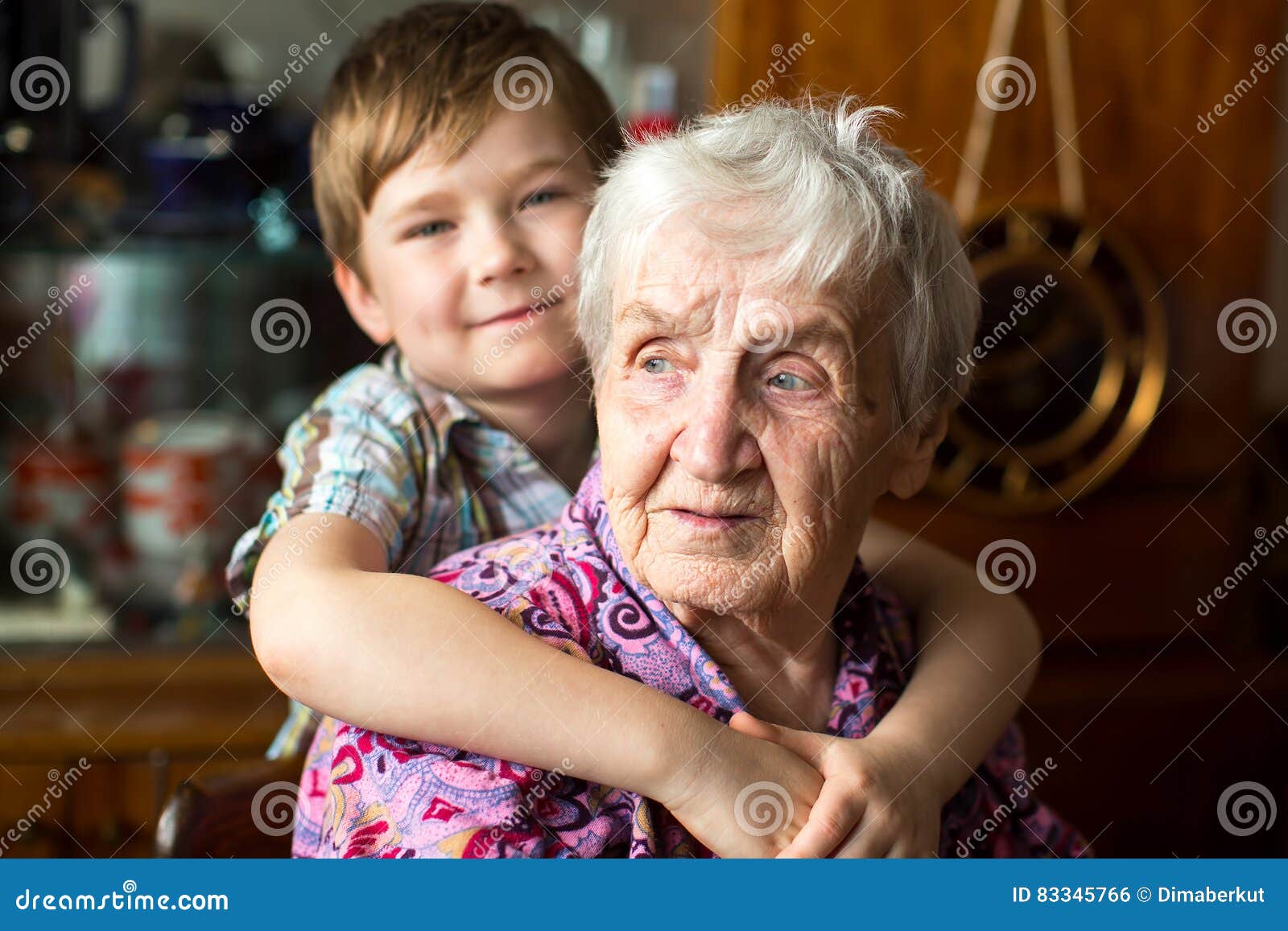 Grootmoeder Met Een Kleine Jongenskleinzoon Liefde Stock Foto - Image ...