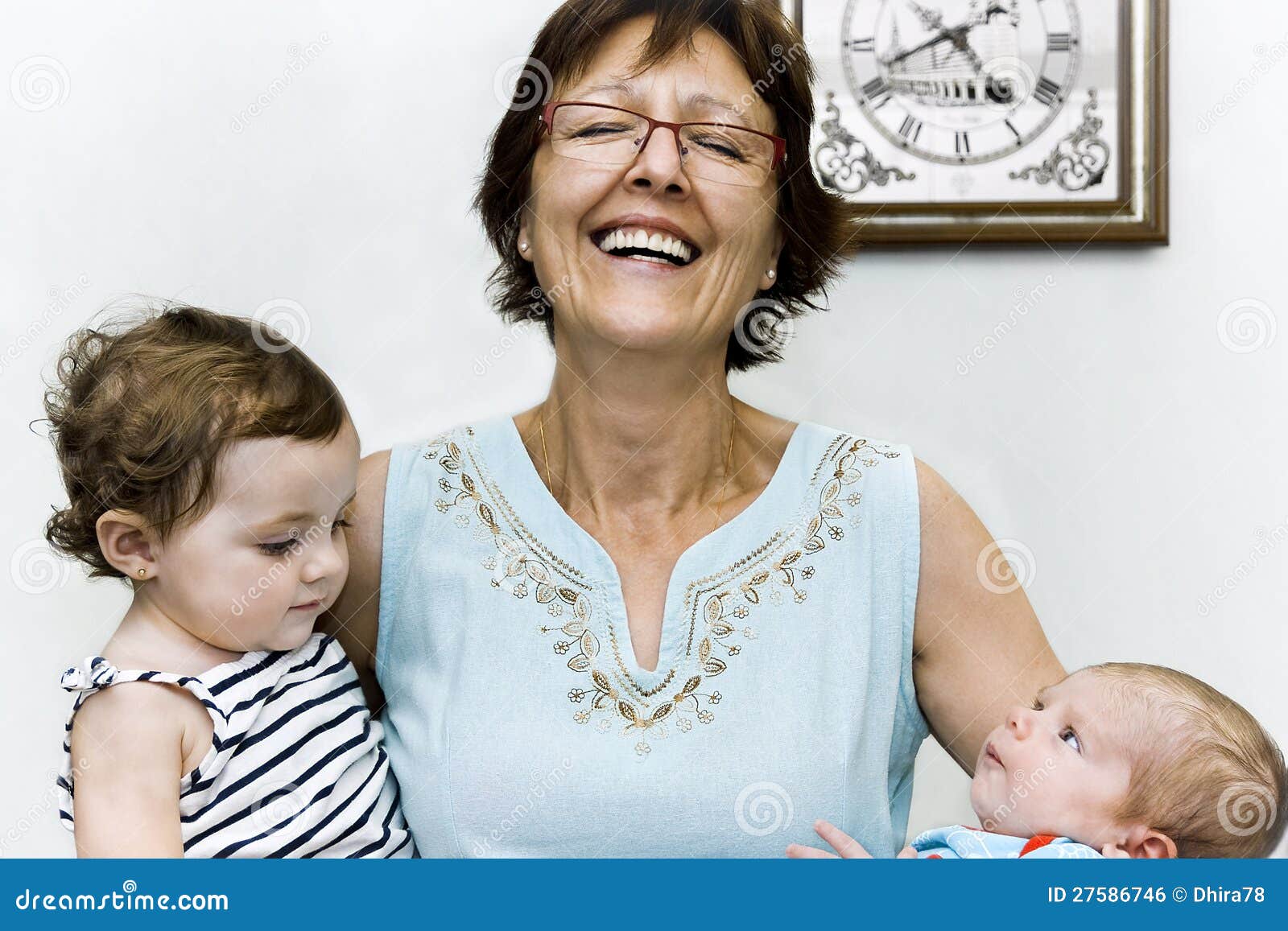 Grootmoeder Met Haar Kleinkinderen in Haar Wapens Stock Foto - Image of ...