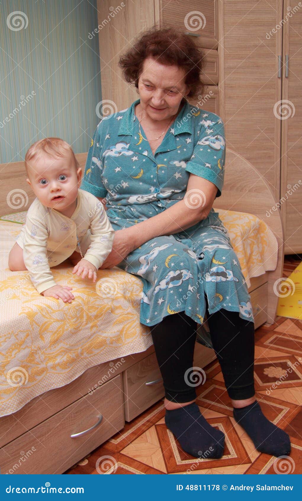 Grootmoeder Met Haar Kleinzoon Op Bed Stock Foto - Image of divan ...