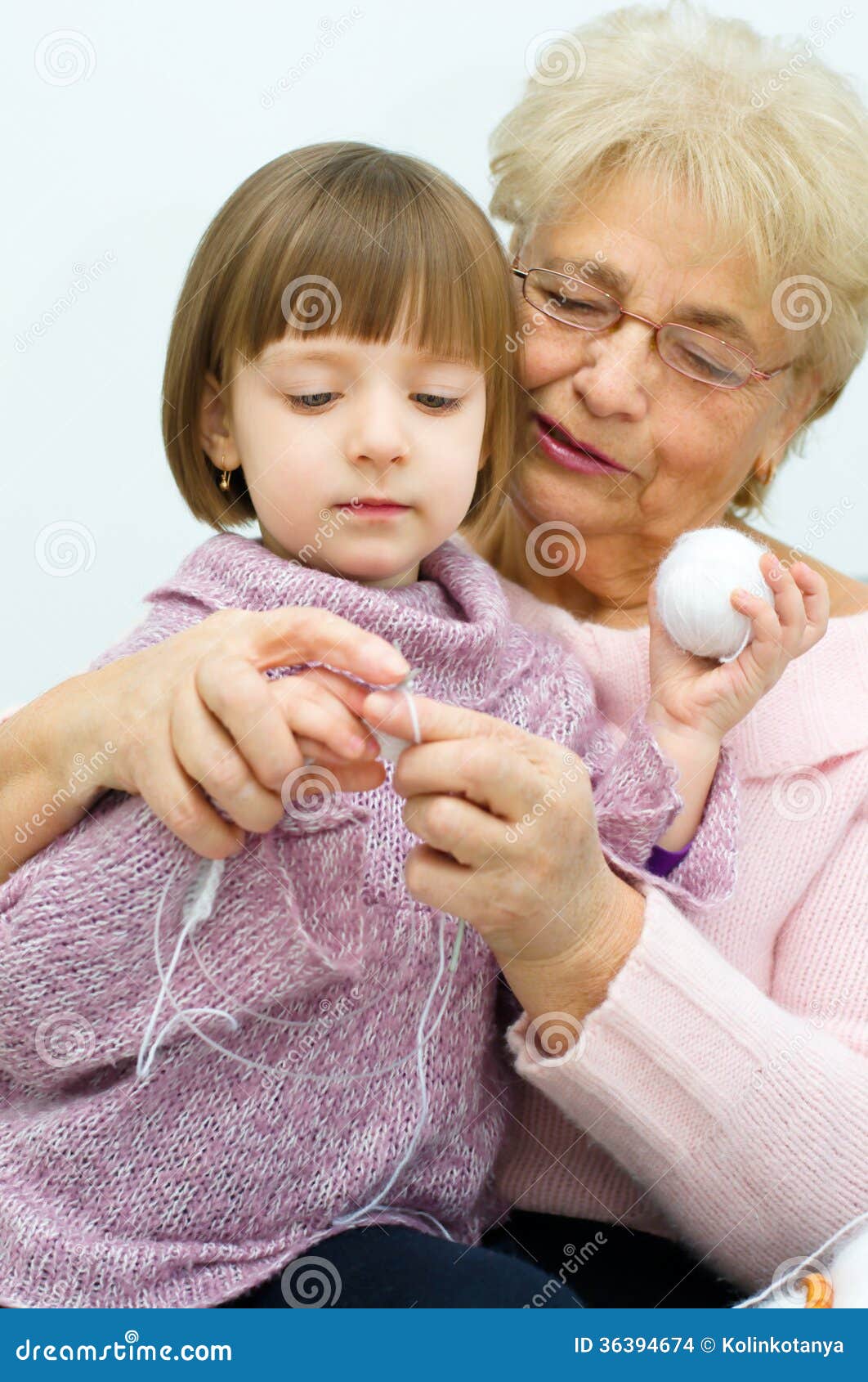 Grootmoeder Met Kleindochter Stock Foto - Image of liefde, snijdt: 36394674