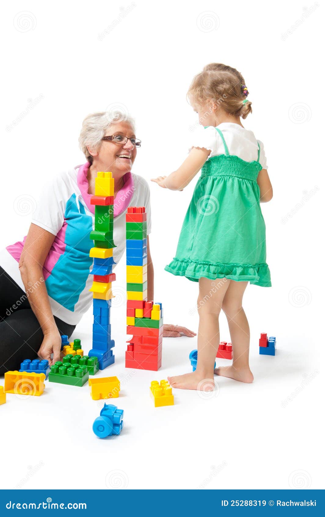 Grootmoeder Met Kleinkinderen Die Met Blokken Spelen Stock Afbeelding ...