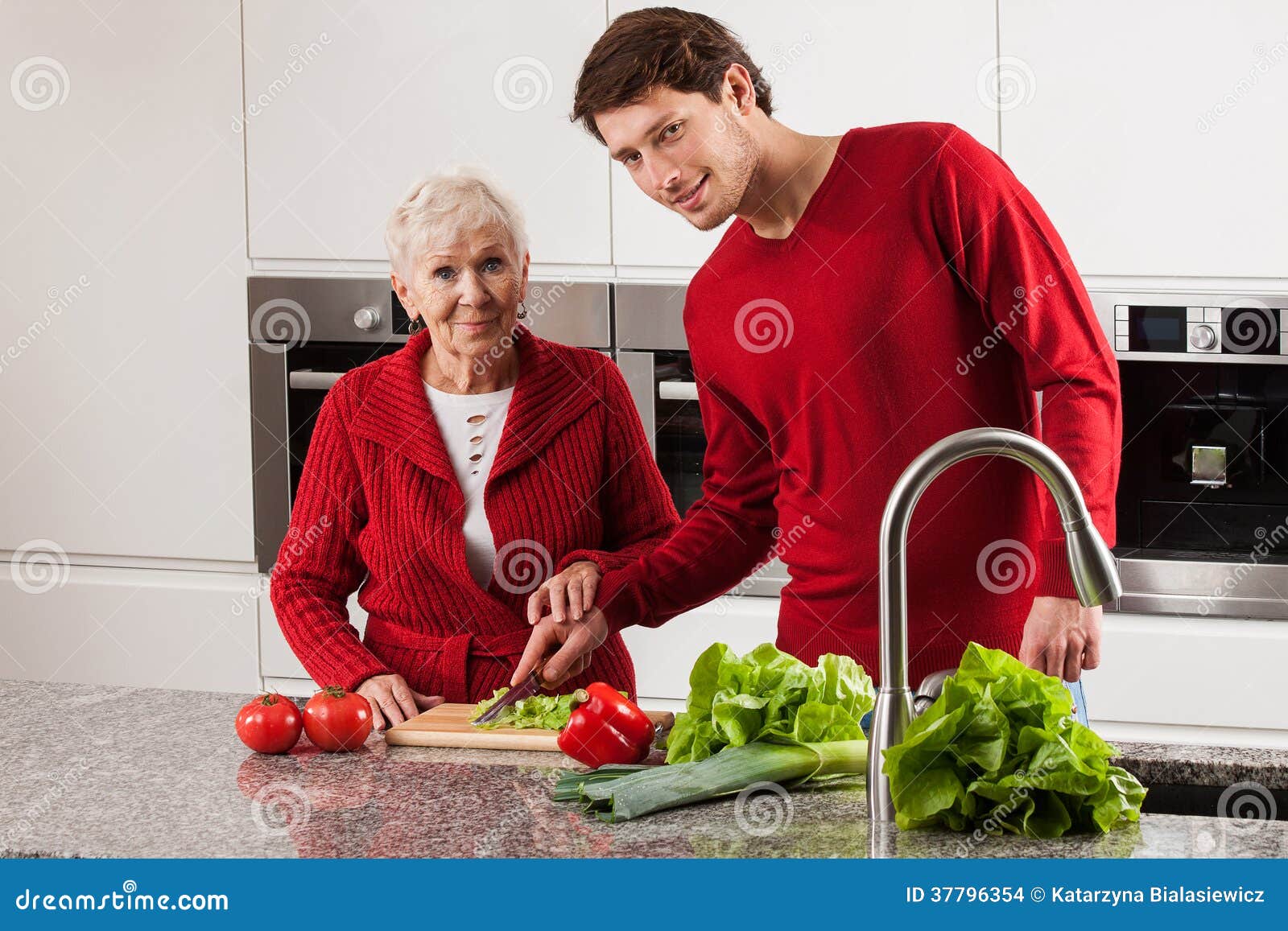 Grootmoeder Met Kleinzoon in Keuken Stock Foto - Image of lunch ...