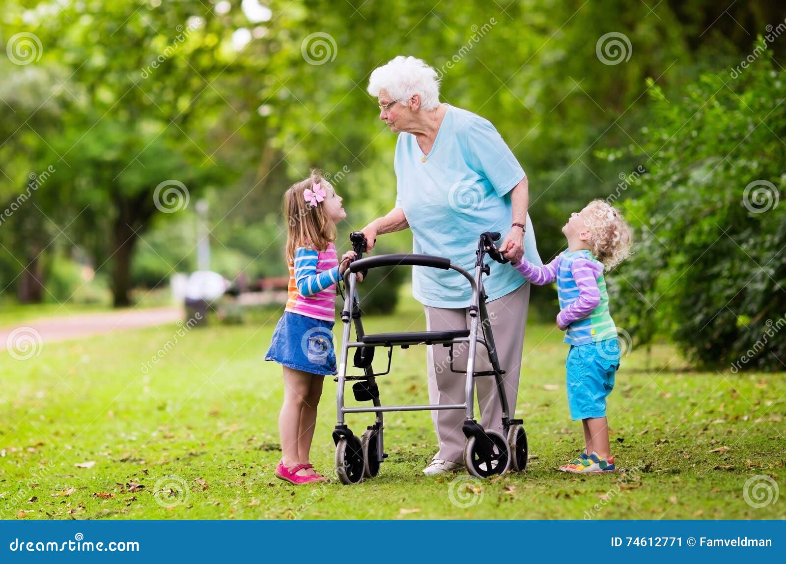 Grootmoeder Met Leurder Het Spelen Met Twee Jonge Geitjes Stock ...