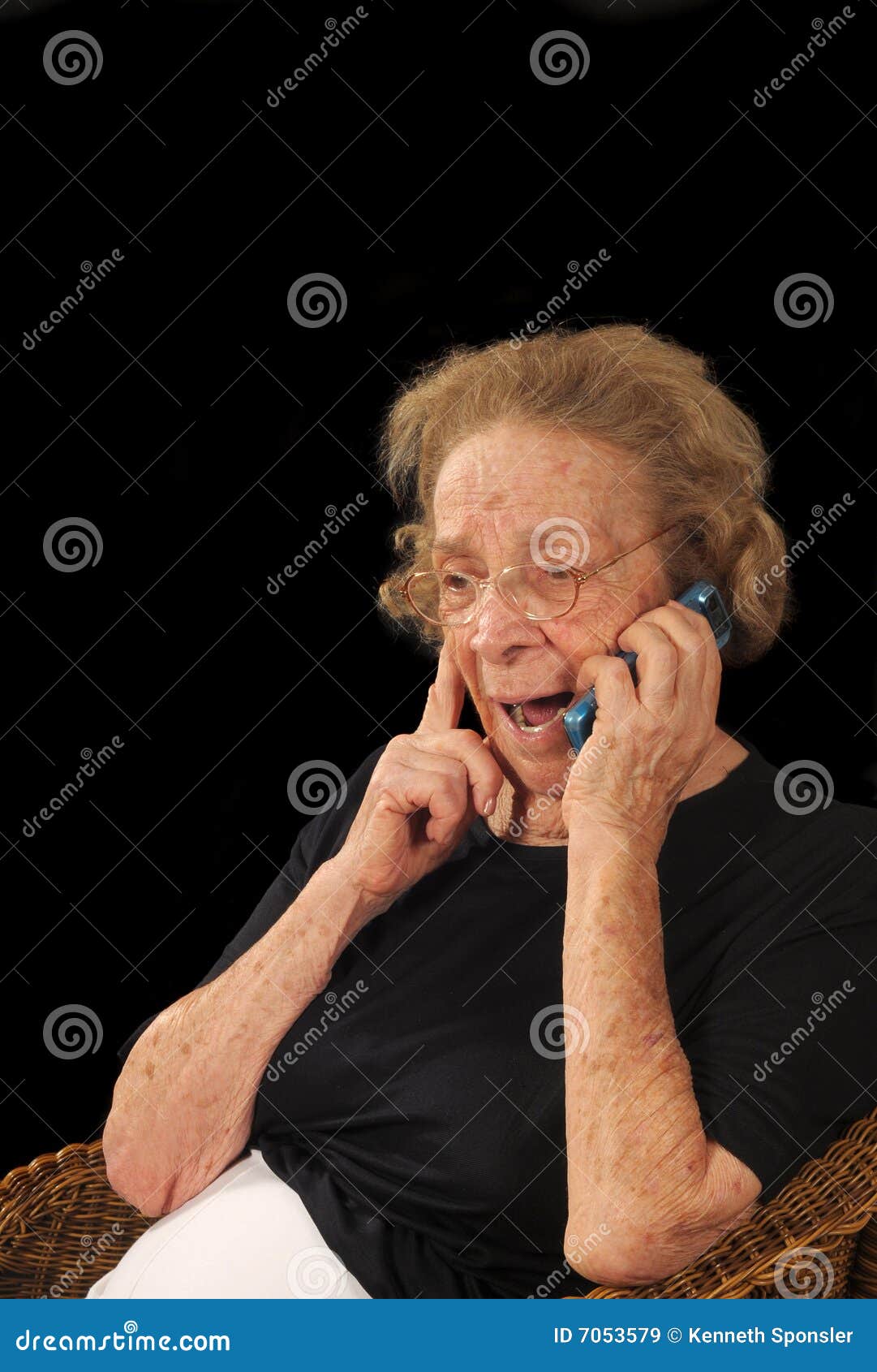 Grootmoeder op telefoon stock afbeelding. Image of luister - 7053579