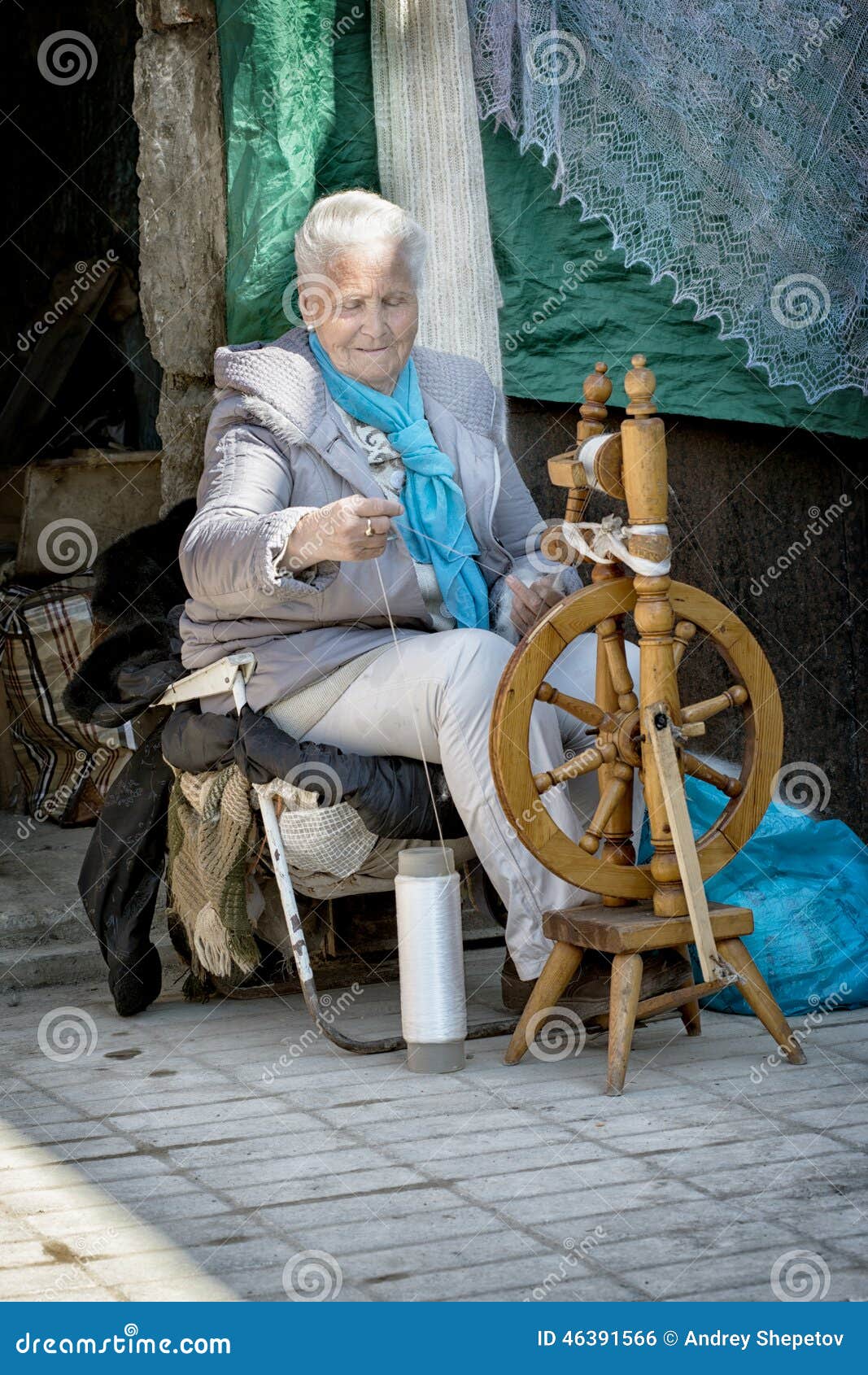 Grootmoeder Van Het Spinnewiel Redactionele Foto - Image of garen ...