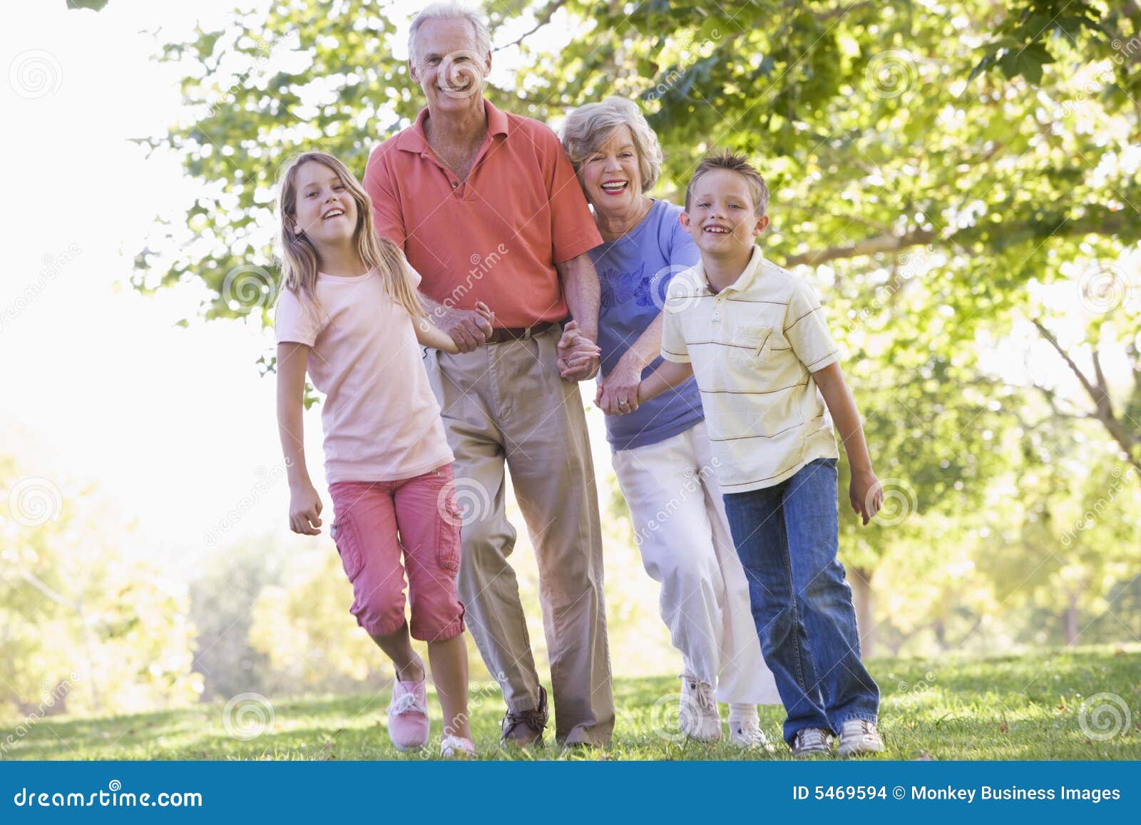 Grootouders Die Met Kleinkinderen Lopen Stock Foto - Image of handen ...