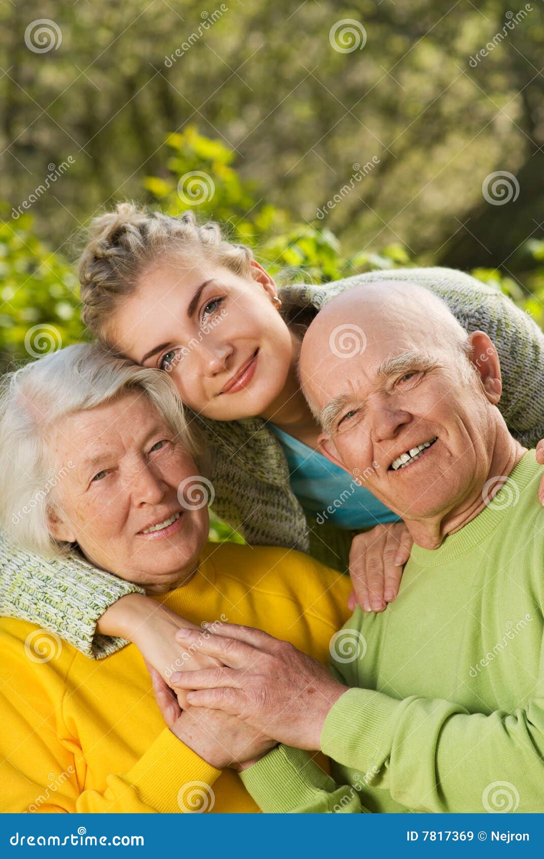 Grootouders Met Kleindochter in Openlucht Stock Afbeelding - Image of ...