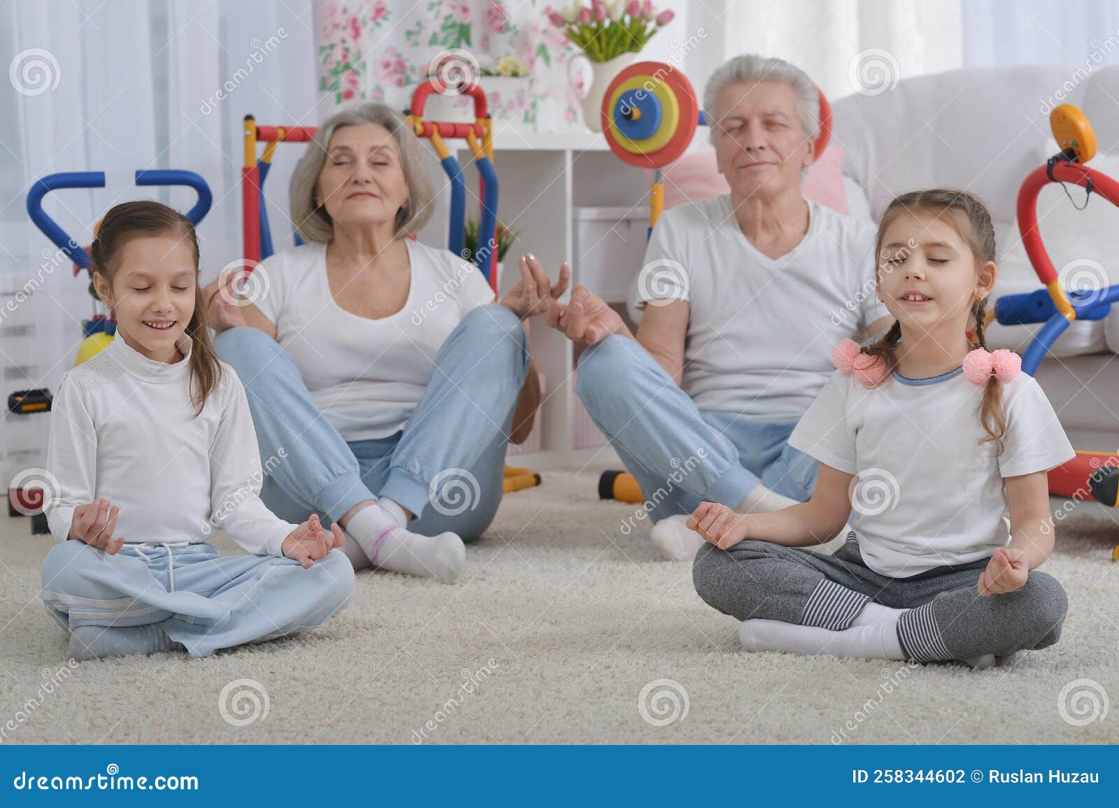 Grootvader En Grootmoeder Trainen Samen Met Hun Grootdochters Stock ...