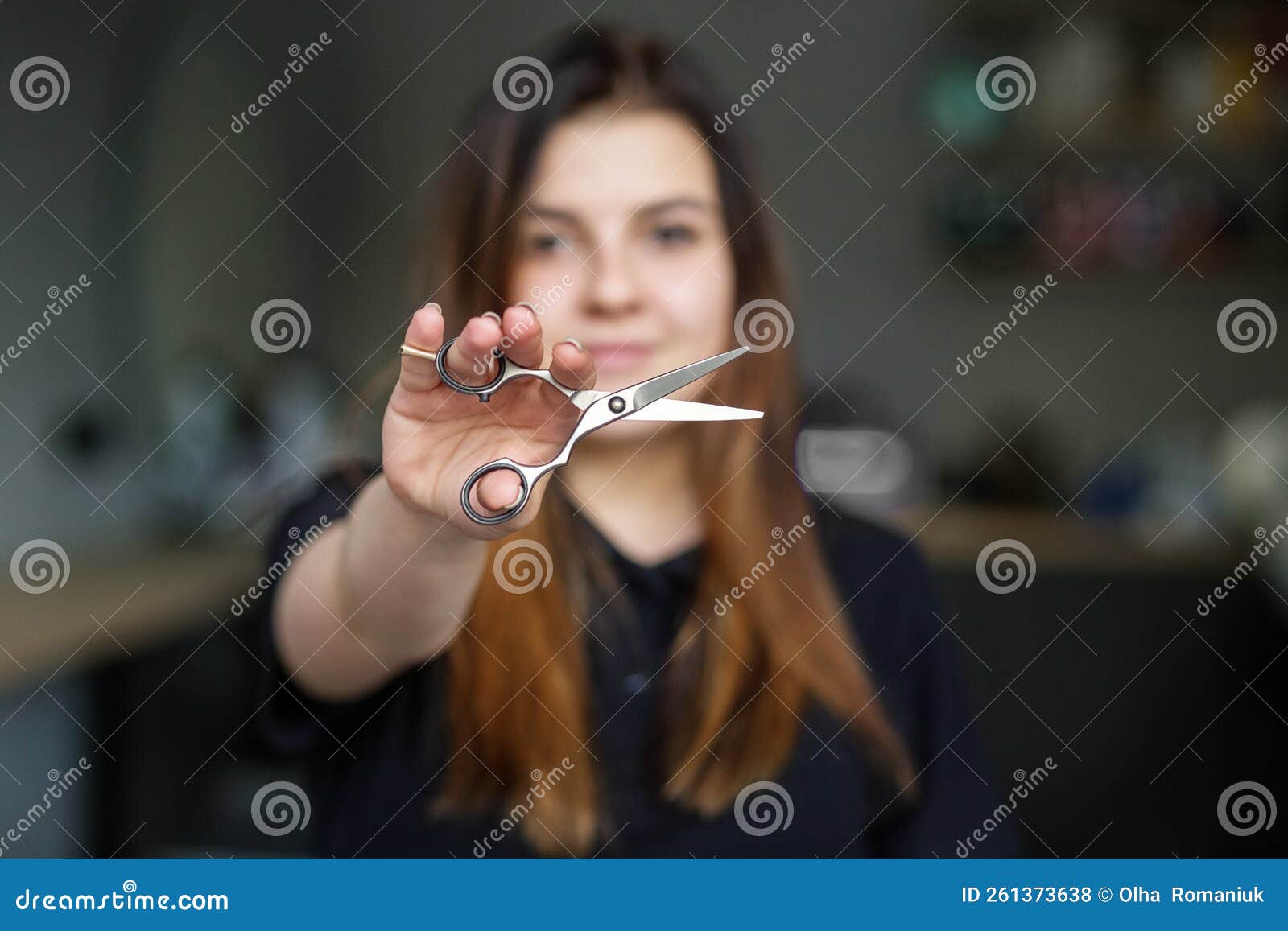 Gros Plan D'une Belle Coiffeuse. Ciseaux De Barbier Dans Les Mains ...