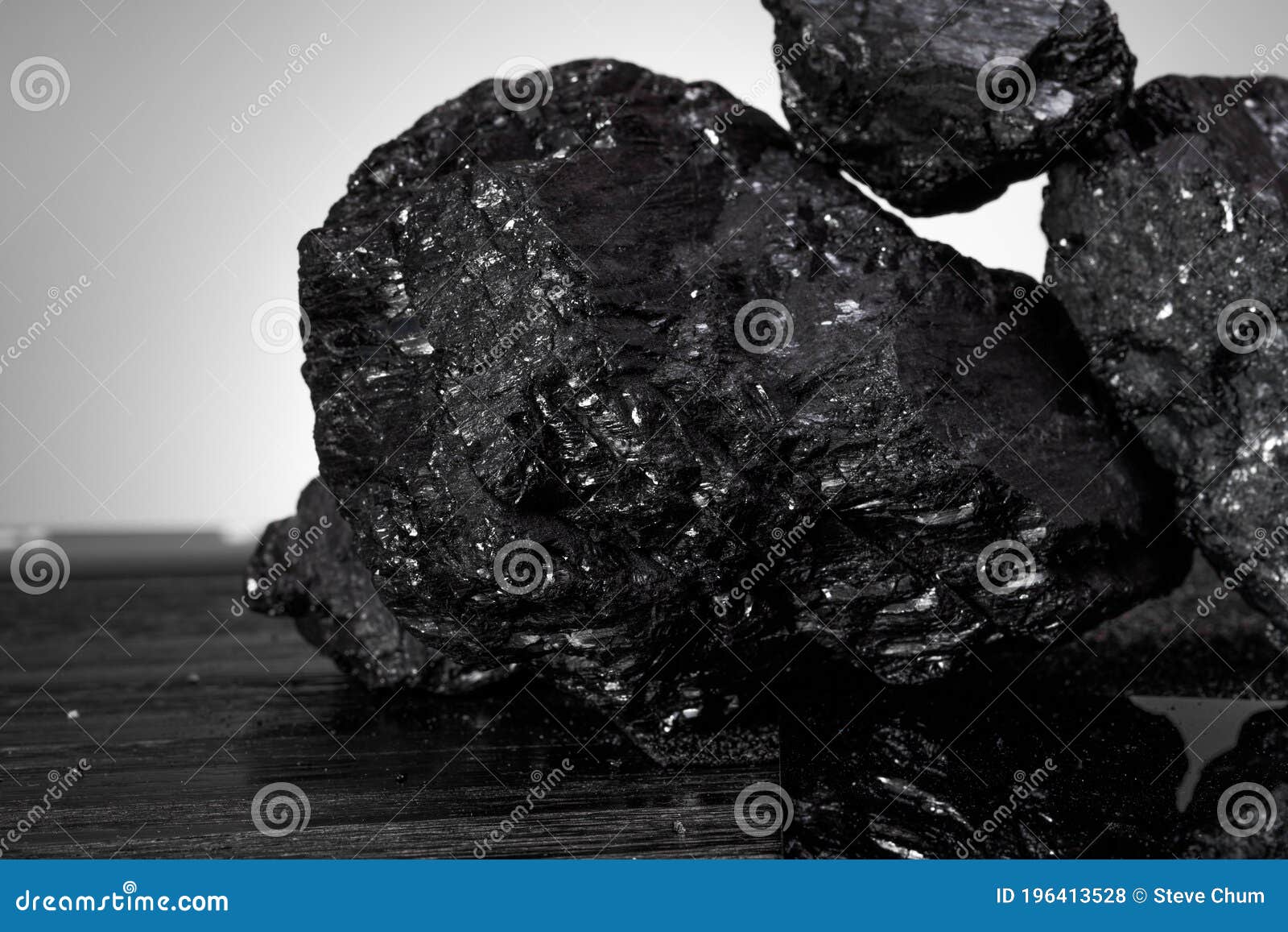 Gros Plan D'une Section D'une Pile De Charbon, Texture Noire De Section ...