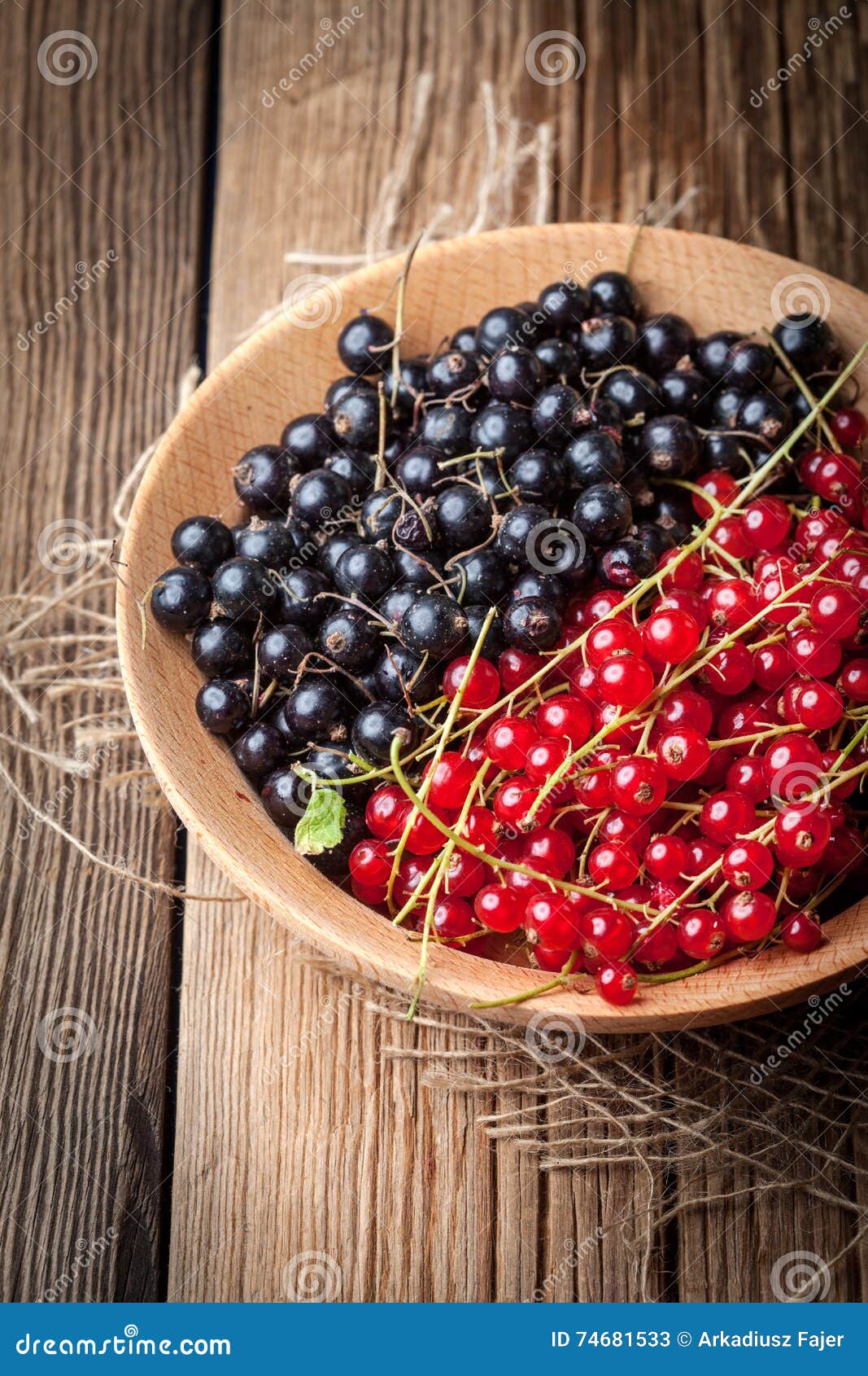 Groseille Rouge Et Cassis Dans La Cuvette Image stock - Image du ...