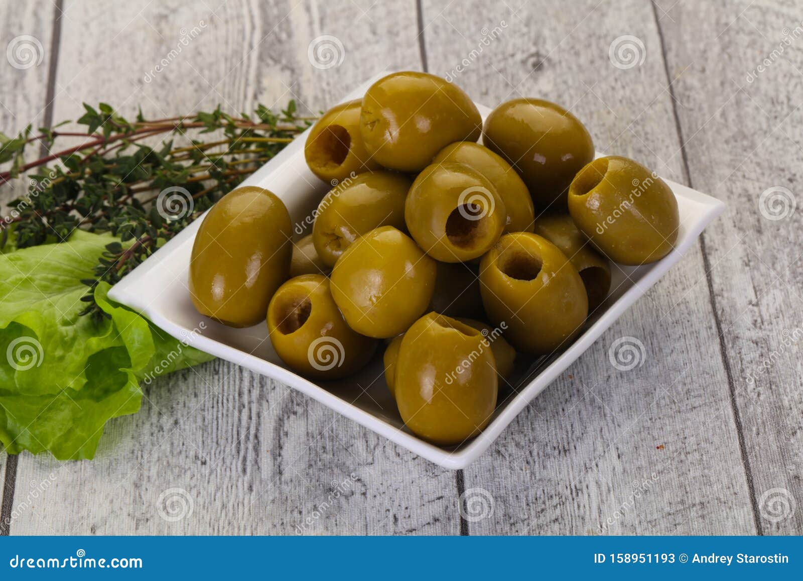 Grosse olives vertes image stock. Image du ingrédient - 158951193