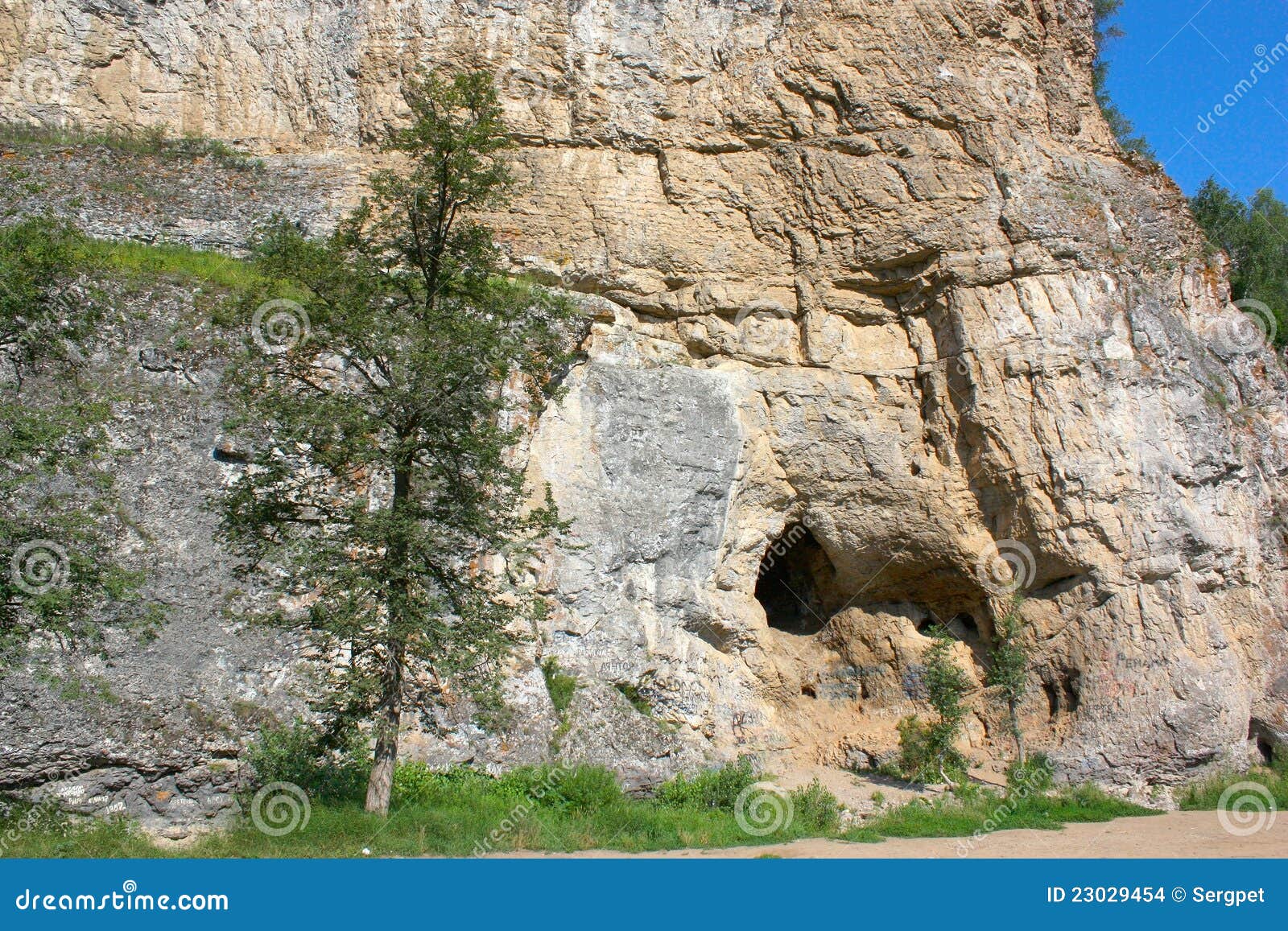 Grot in berg stock foto. Image of buitenkant, genaturaliseerd - 23029454