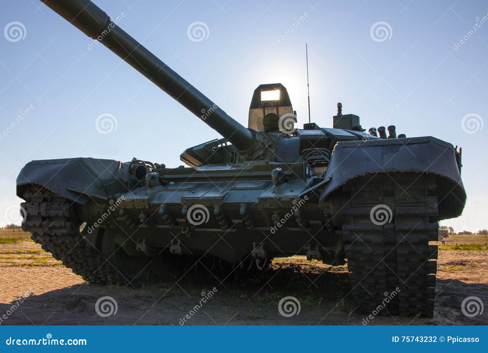 Grote Backlit Oorlogs Russische Tank T-72, Stock Foto - Image of ...