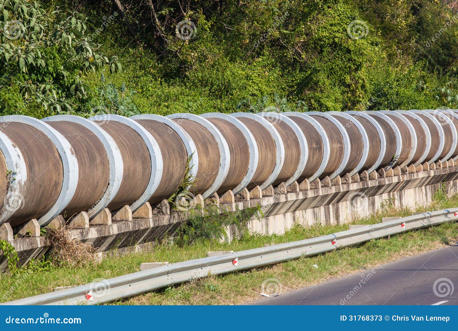 Grote Concrete Rioolbuizen Boven Grond Stock Afbeelding - Image of ...