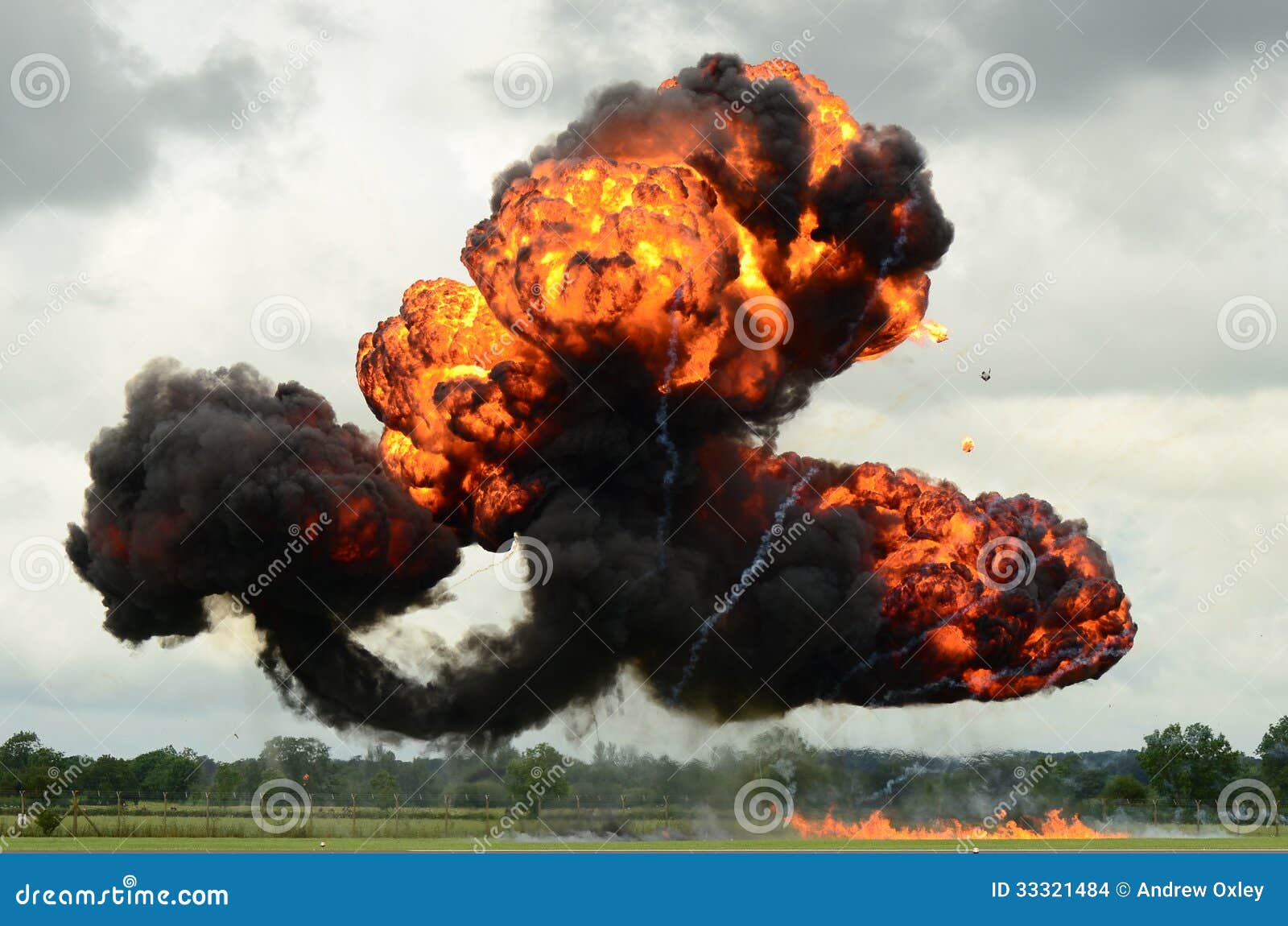 Grote explosie stock foto. Image of vernietig, vernietiging - 33321484