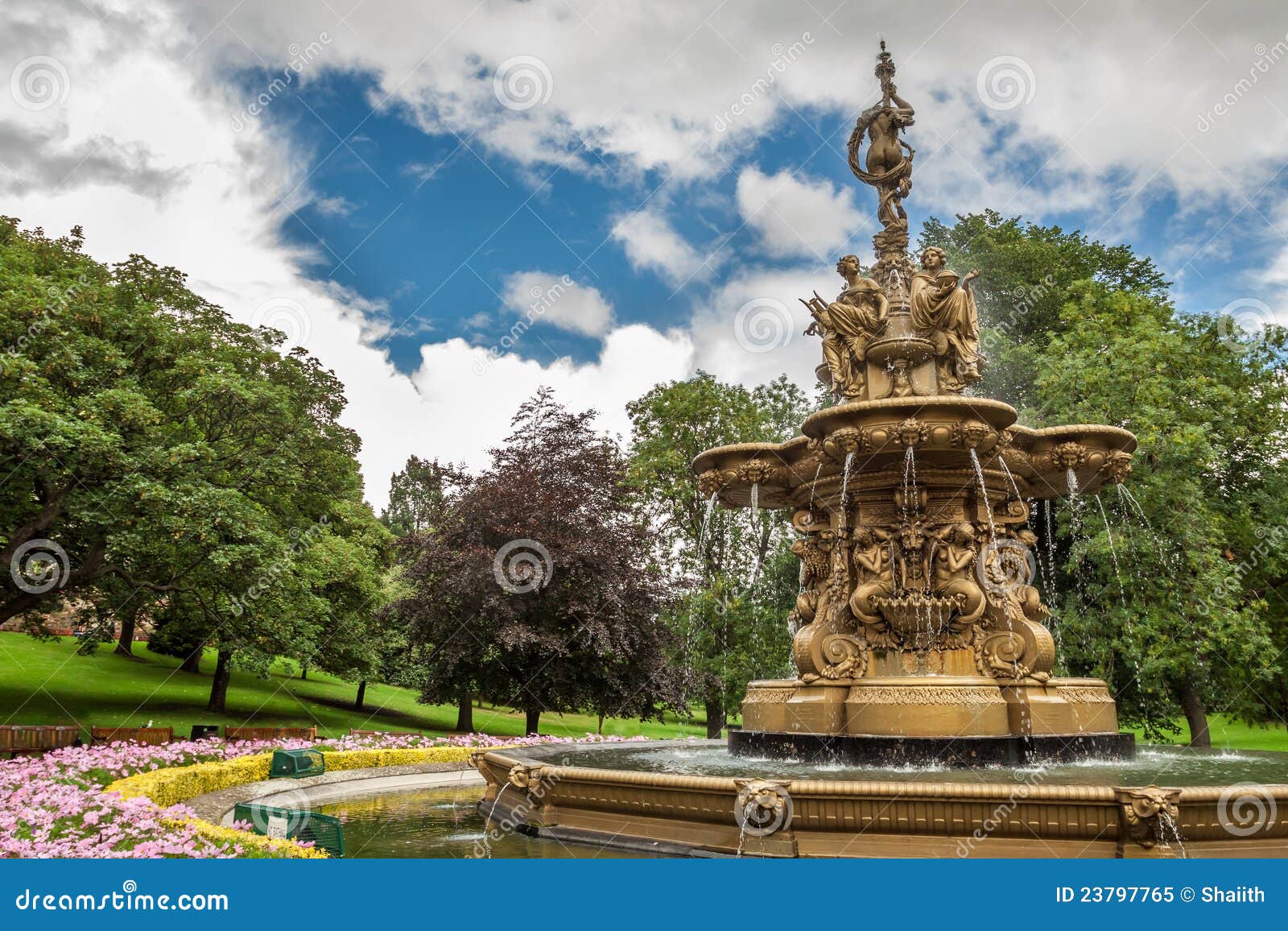 Grote Fontein in Het Centrale Park Van Edinburgh Stock Afbeelding ...