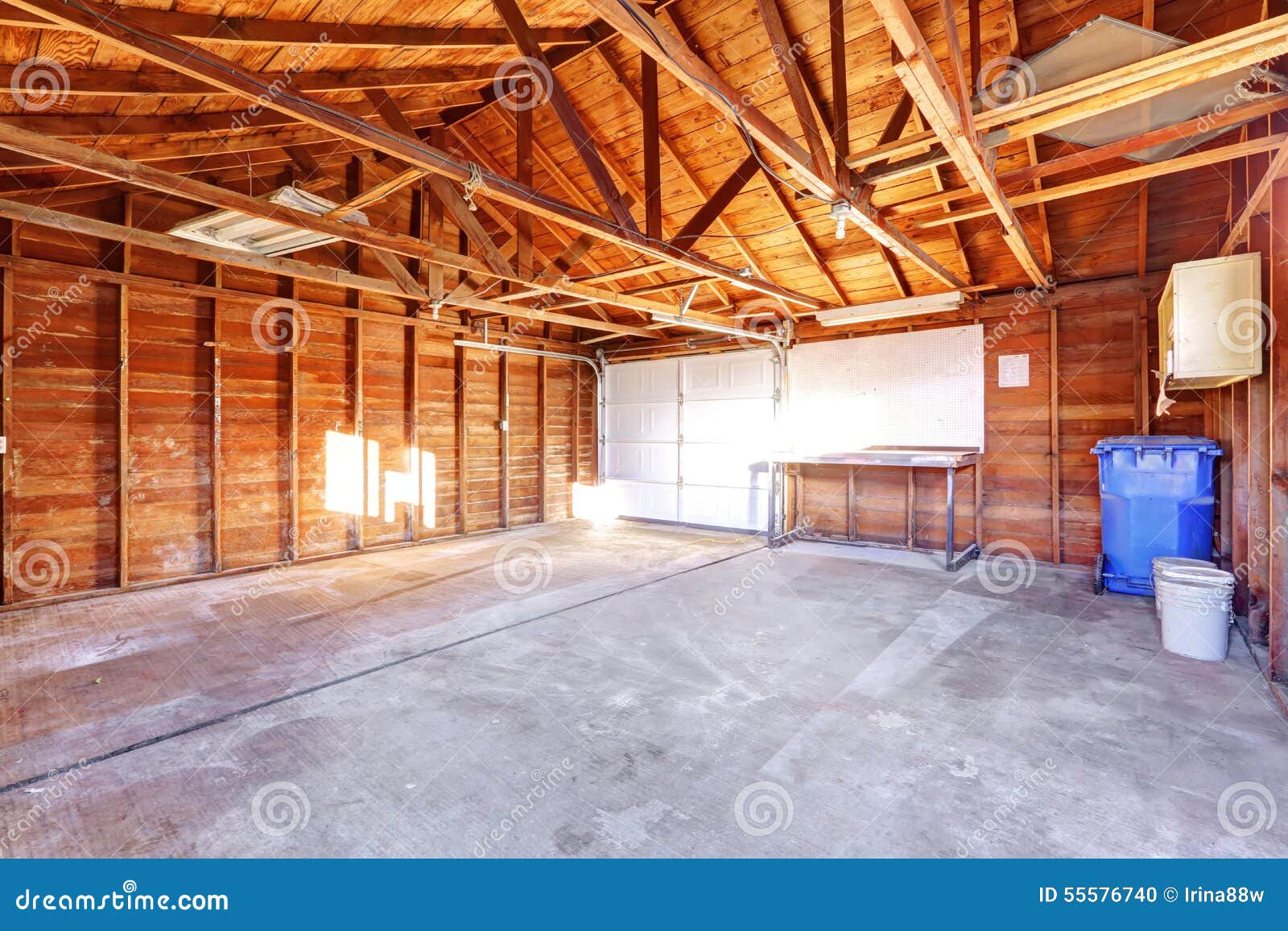 Grote Garage Met Concrete Vloer Stock Foto - Image of vloer, niemand ...